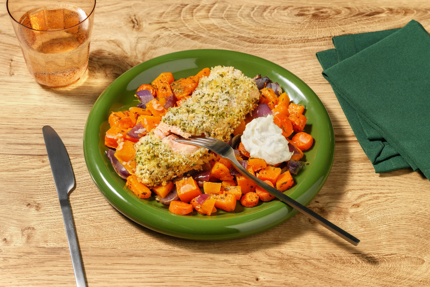 Saumon en croûte herbacée & carotte rôtie Recette | HelloFresh