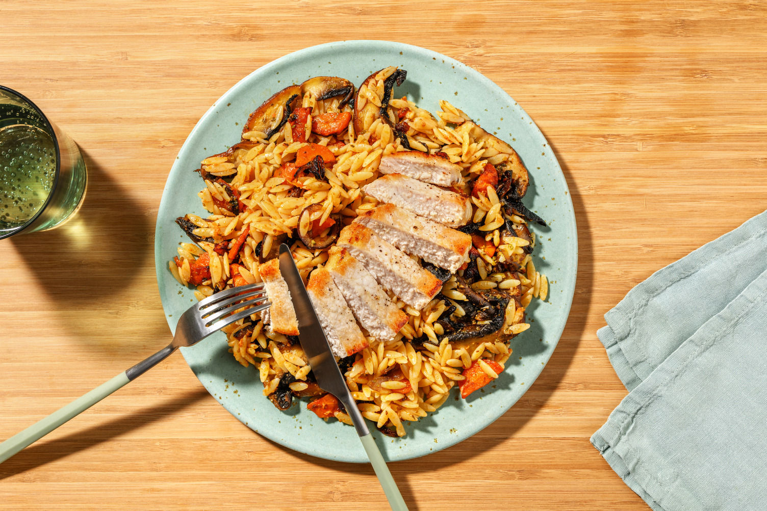 Porc grillé & orzo au pesto rosso Recette | HelloFresh