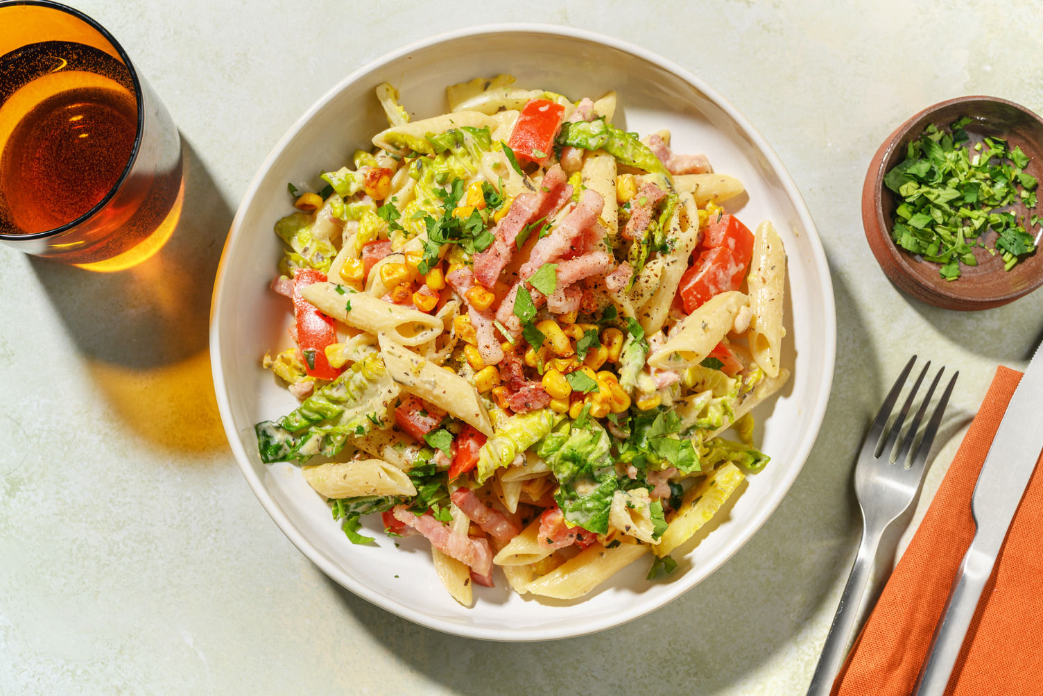 Pasta Salad : maïs doré, lardons & sauce avocat Recette | HelloFresh