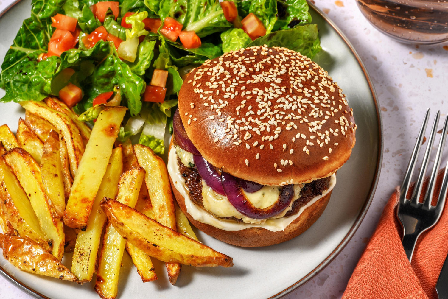 Burger met blauwe kaas en gekaramelliseerde ui Recept | HelloFresh
