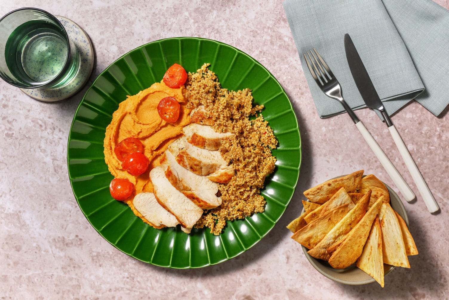 Pollo marinado con hummus de tomates cherry | HelloFresh