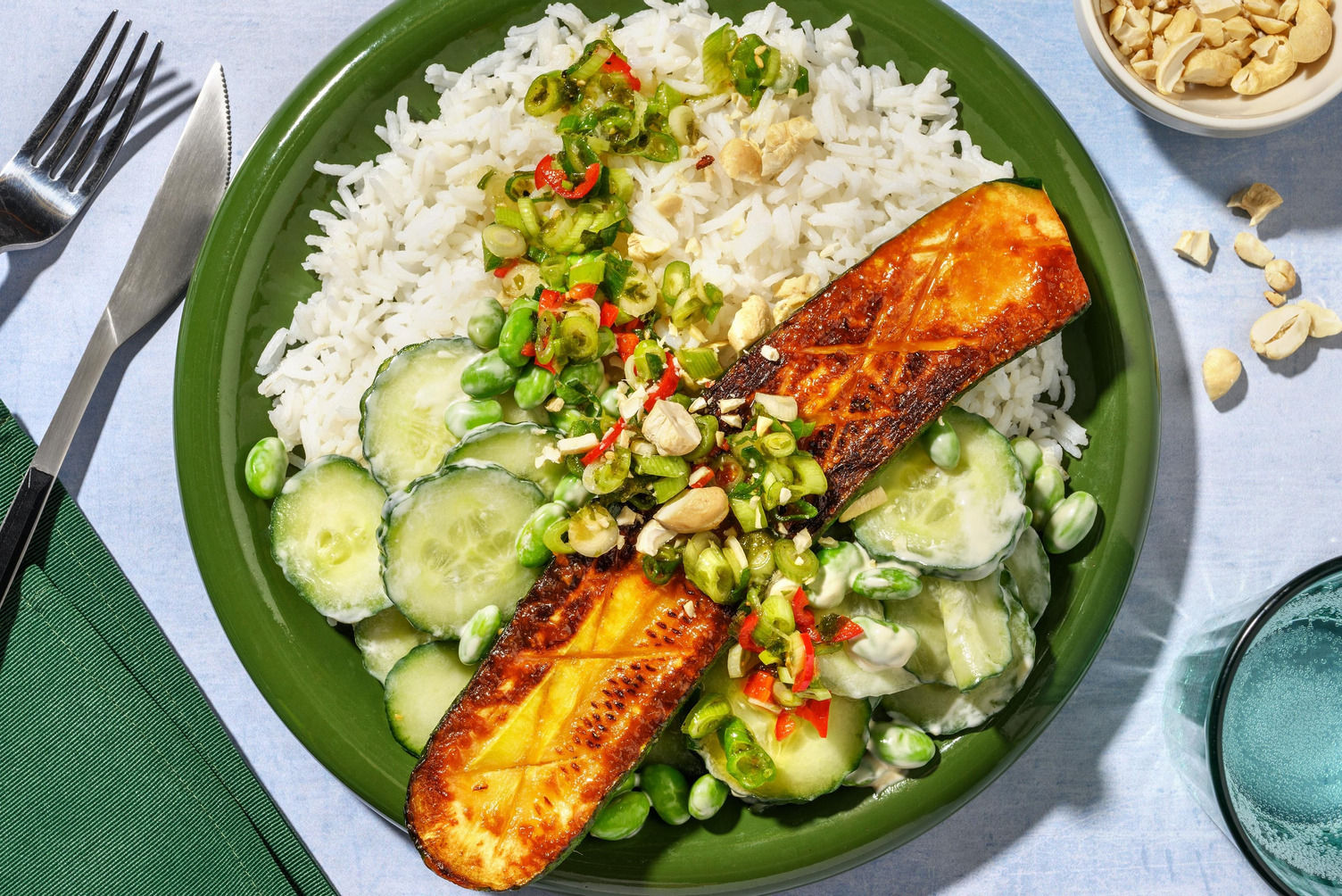 Bowl met miso-courgette en sojabonensalade Recept | HelloFresh