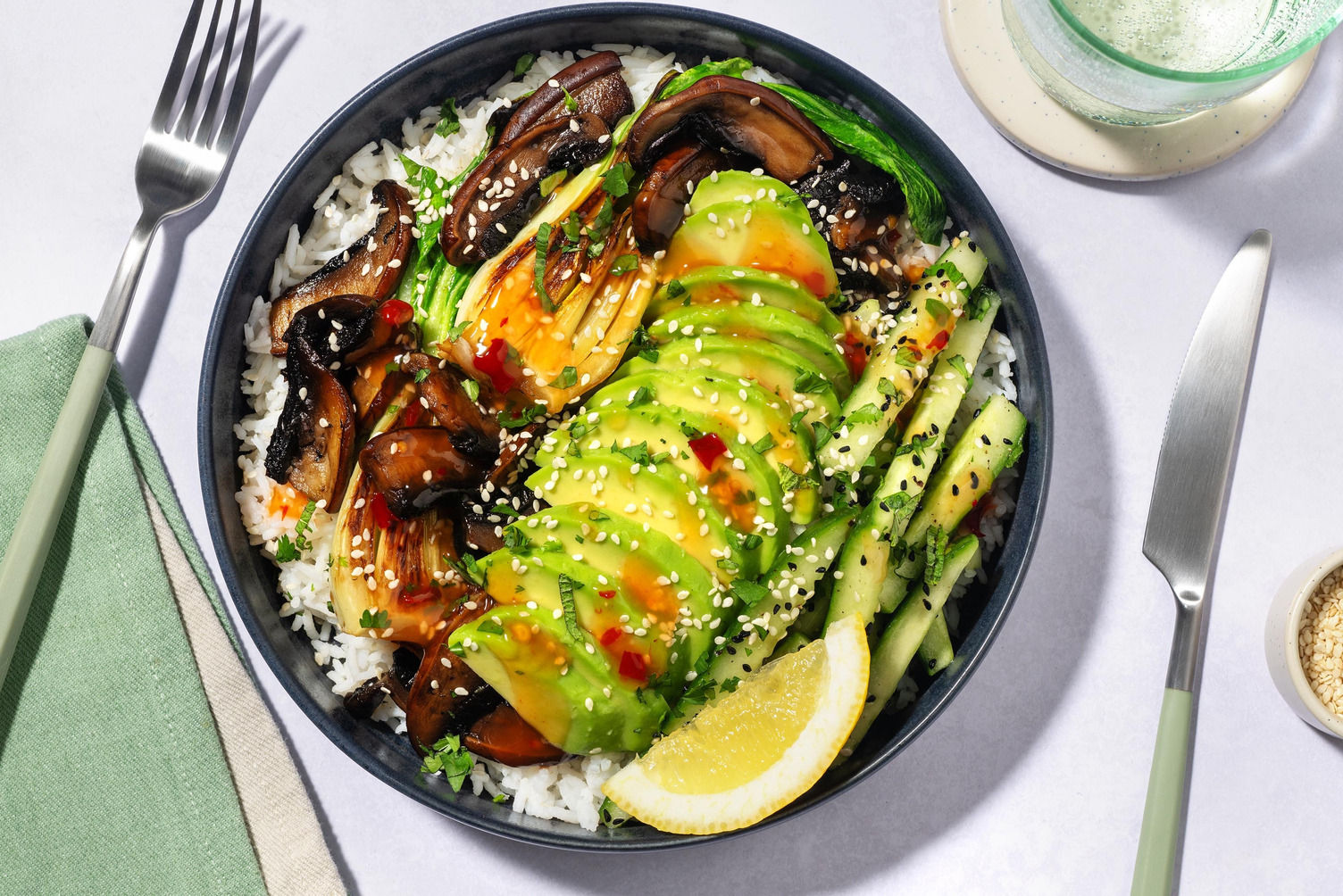 Plant Based Poké Bowl mit Portobello & Avocado Rezept | HelloFresh