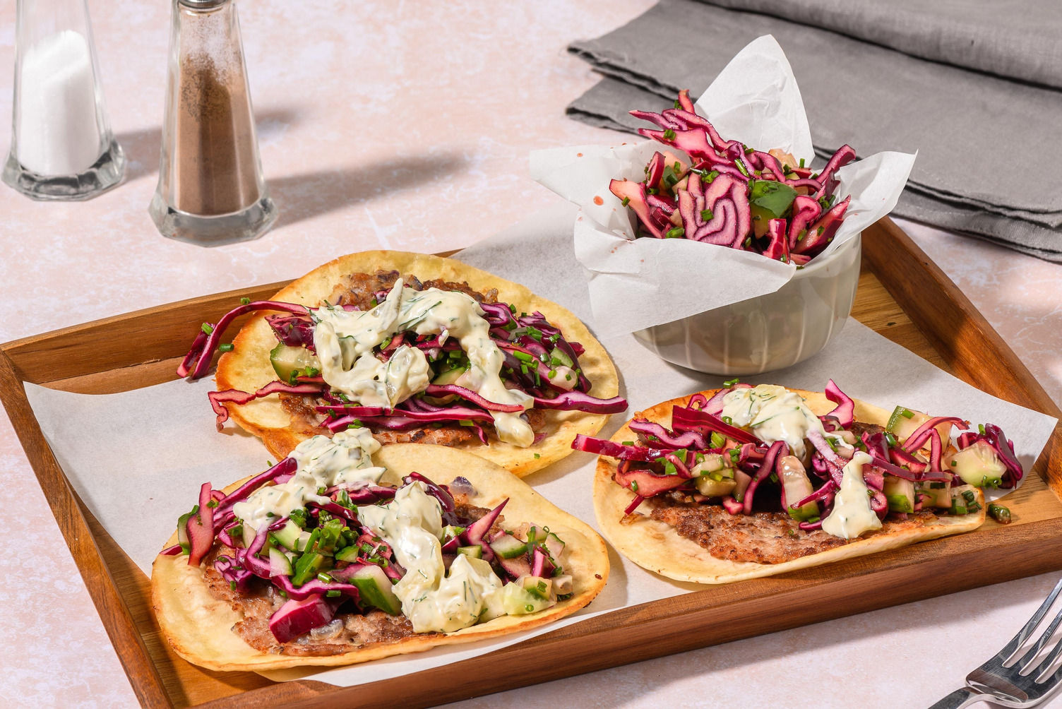 Tostada's met cheesy smashburgers Recept | HelloFresh