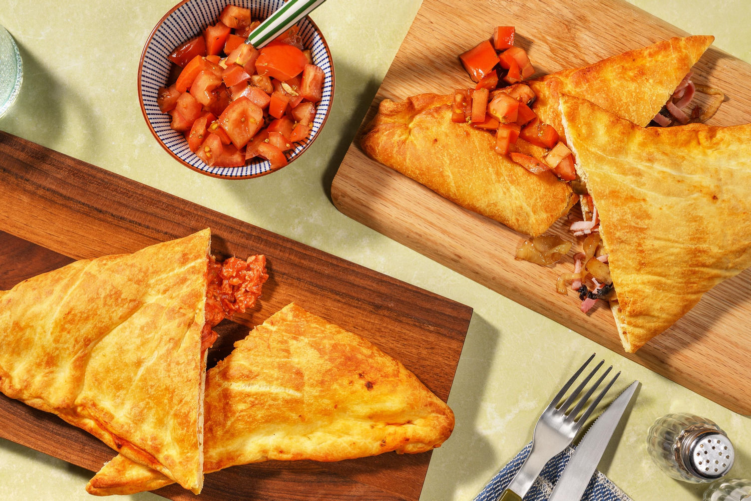 Pizza calzone met balsamico-tomatensalsa Recept | HelloFresh
