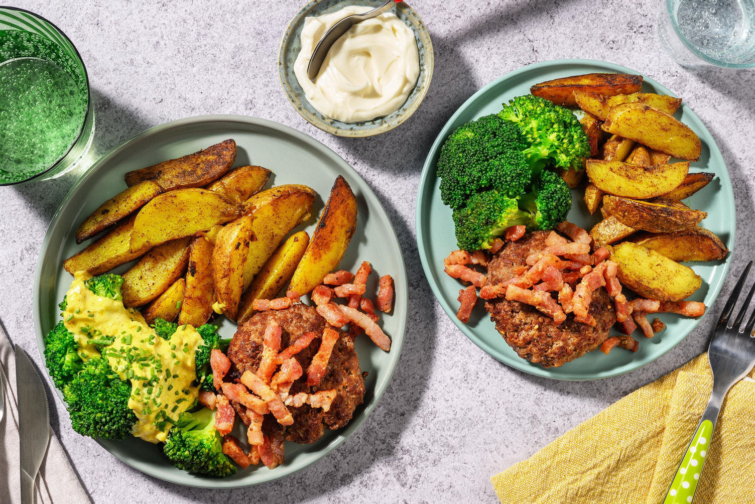 Hamburger met spekreepjes en broccoli Recept | HelloFresh