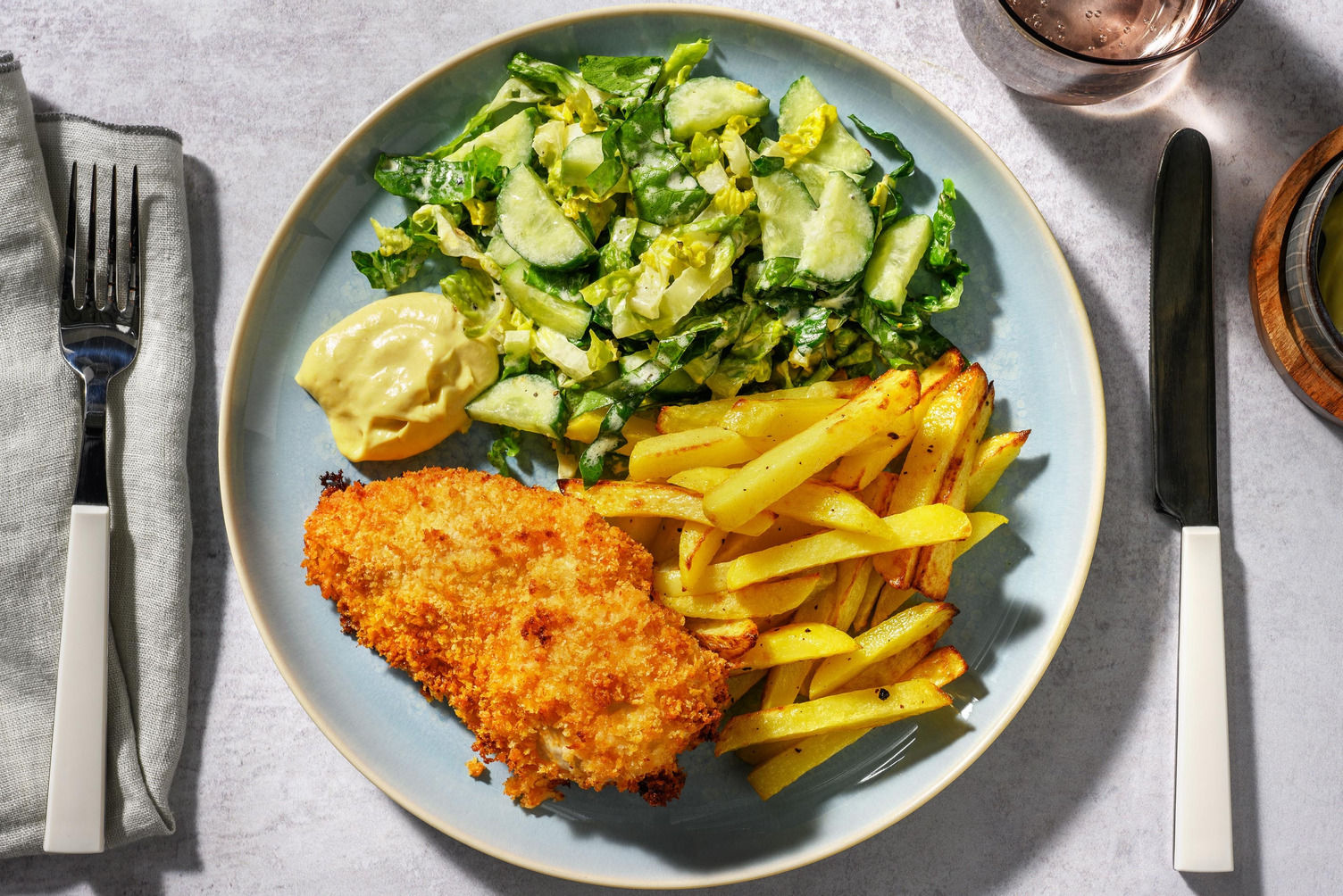 Crispy Chicken mit Pommes dazu Honig-Senf-Mayo & Salat Rezept | HelloFresh