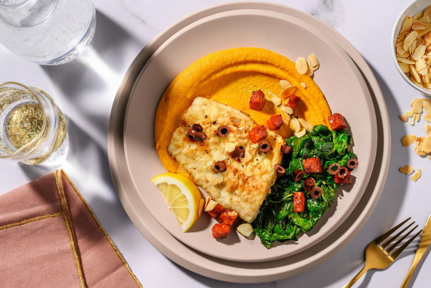 Heek à la meunière met chorizo en olijven Recept | HelloFresh