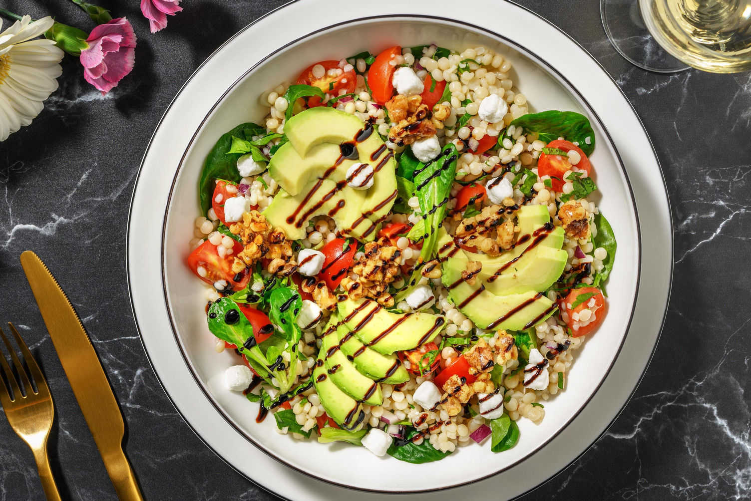 Luxe avocadosalade met honing-geitenkaasbolletjes Recept | HelloFresh