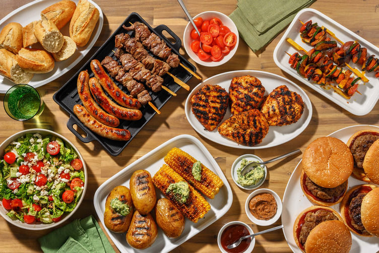 BBQ box met steak, hamburgers, gemarineerde kip en worstjes Recept ...