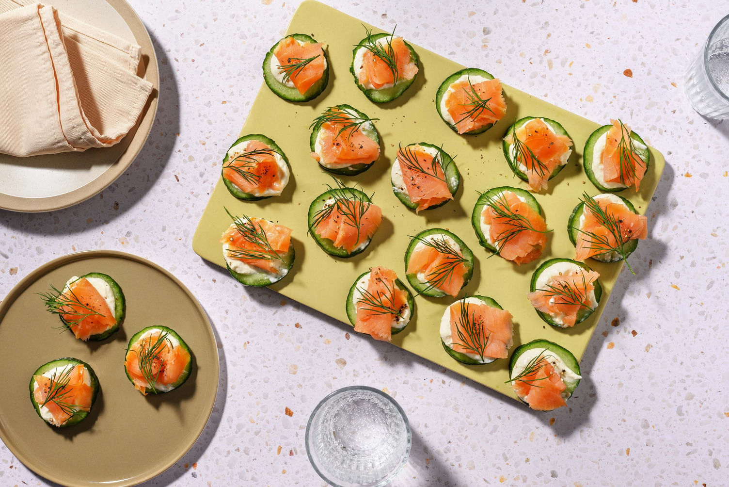 Lachs-Gurken-Canapés mit Kampot-Pfeffer Rezept | HelloFresh