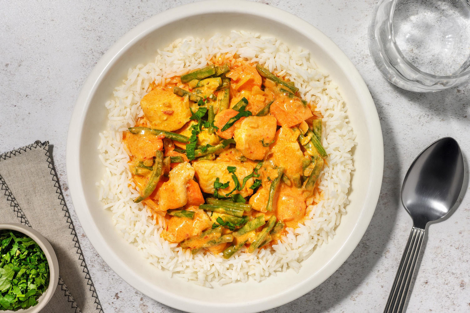 Kruidige rode viscurry met koriander en sperziebonen Recept | HelloFresh