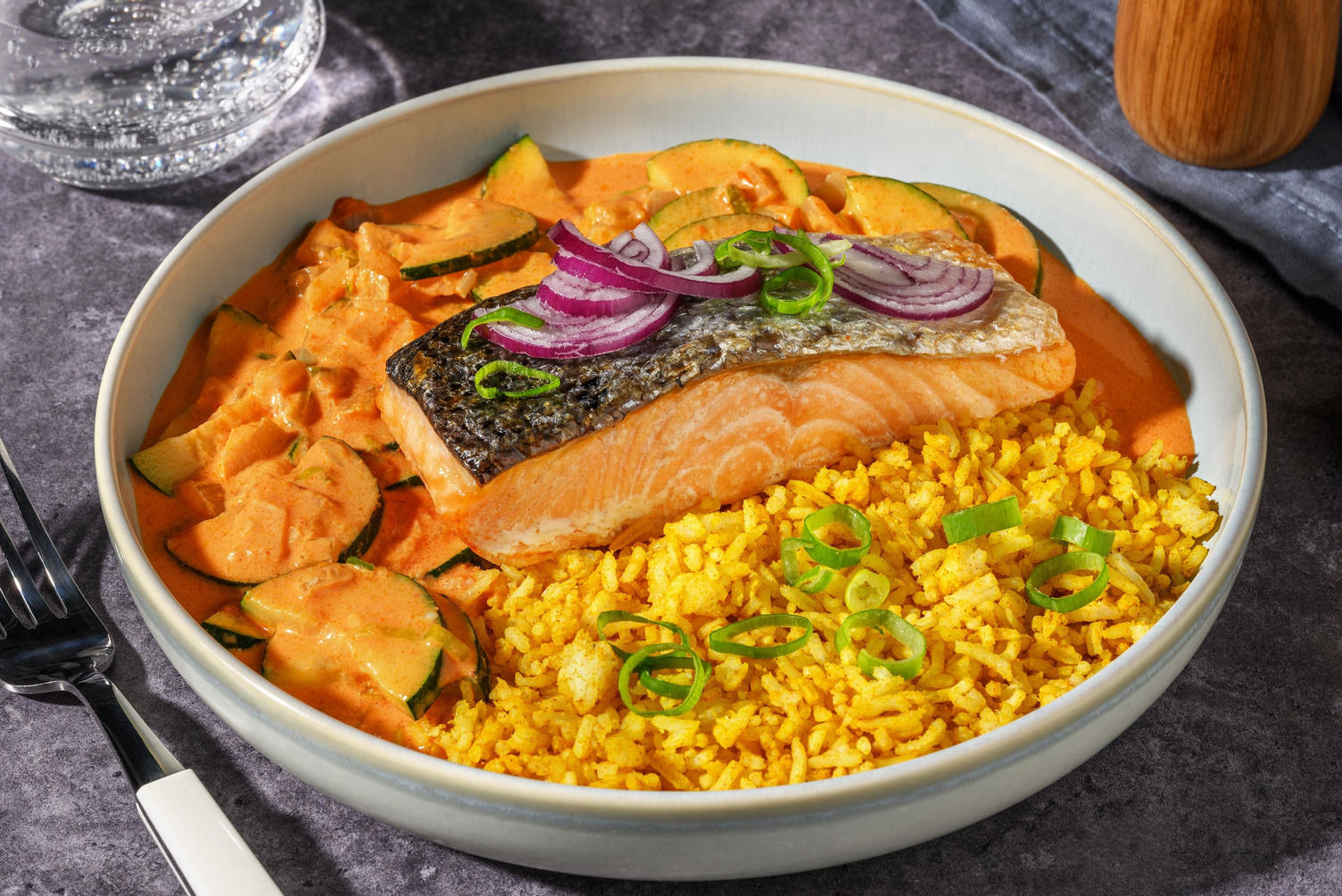 Lachs in Thai-Curry Soße Rezept | HelloFresh
