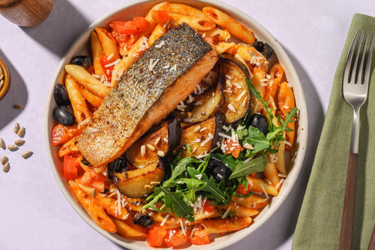 Penne mit extra Lachs und Ofen-Aubergine Rezept | HelloFresh