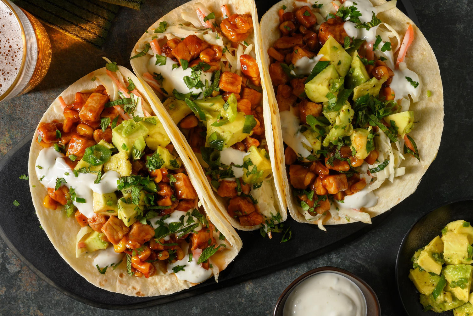 Loaded taco's met varkenshaas en avocadosalsa Recept | HelloFresh