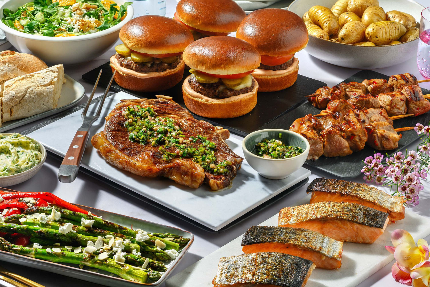 Premium BBQ box | Côte de bœuf, varkenshaassaté, hamburger en zalm ...