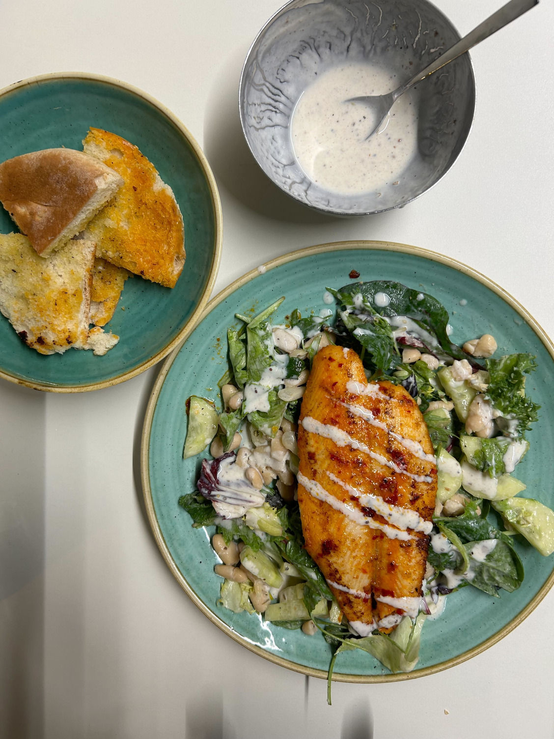 Harissa fish on white bean salad Rezept | HelloFresh
