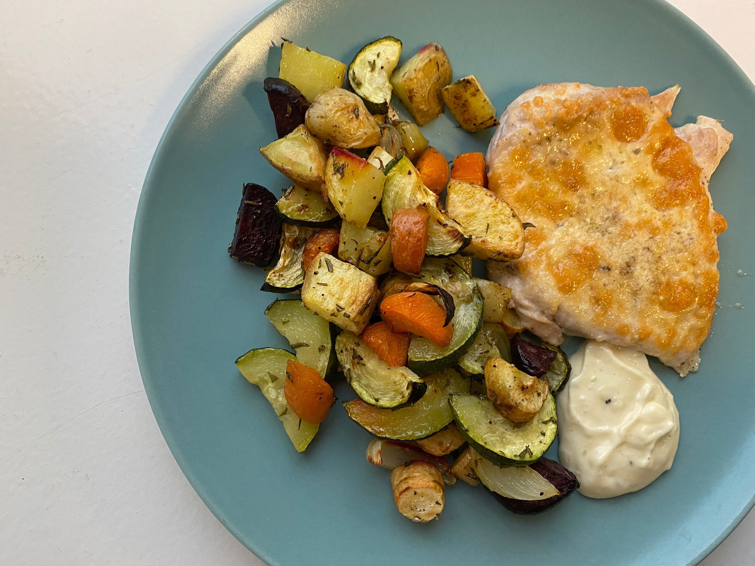 Sheet-pan cheesy chicken Recept | HelloFresh