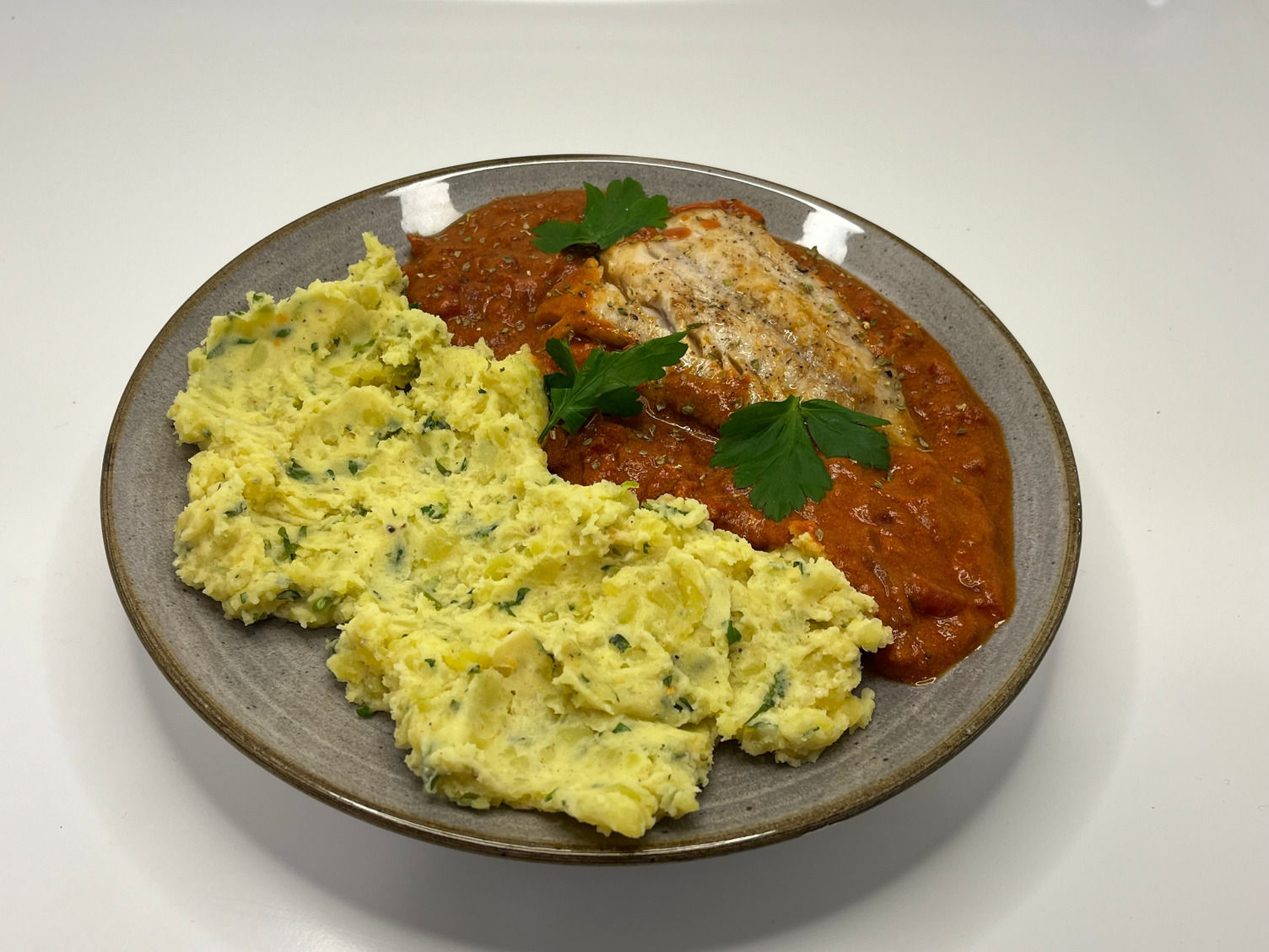 Fisch in Tomatensoße Rezept | HelloFresh