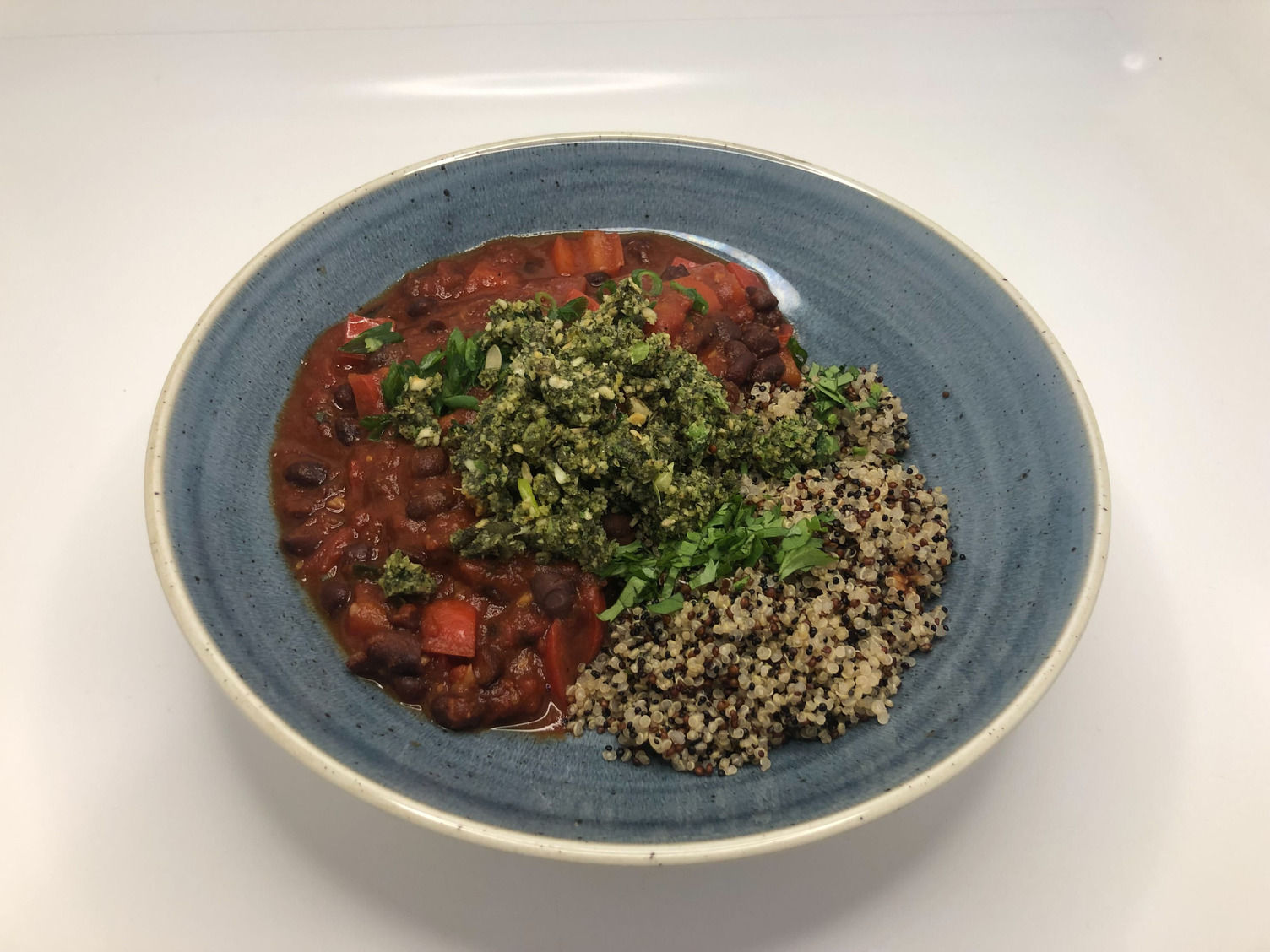 Chili mit Sikil Pak! dazu Quinoa Rezept | HelloFresh