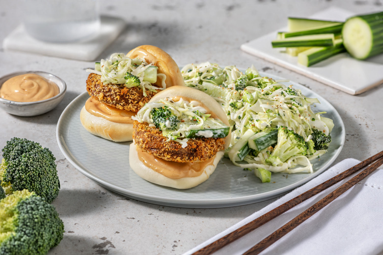 Bao buns met krokante vegetarische schnitzel en kimchimayonaise Recept | HelloFresh