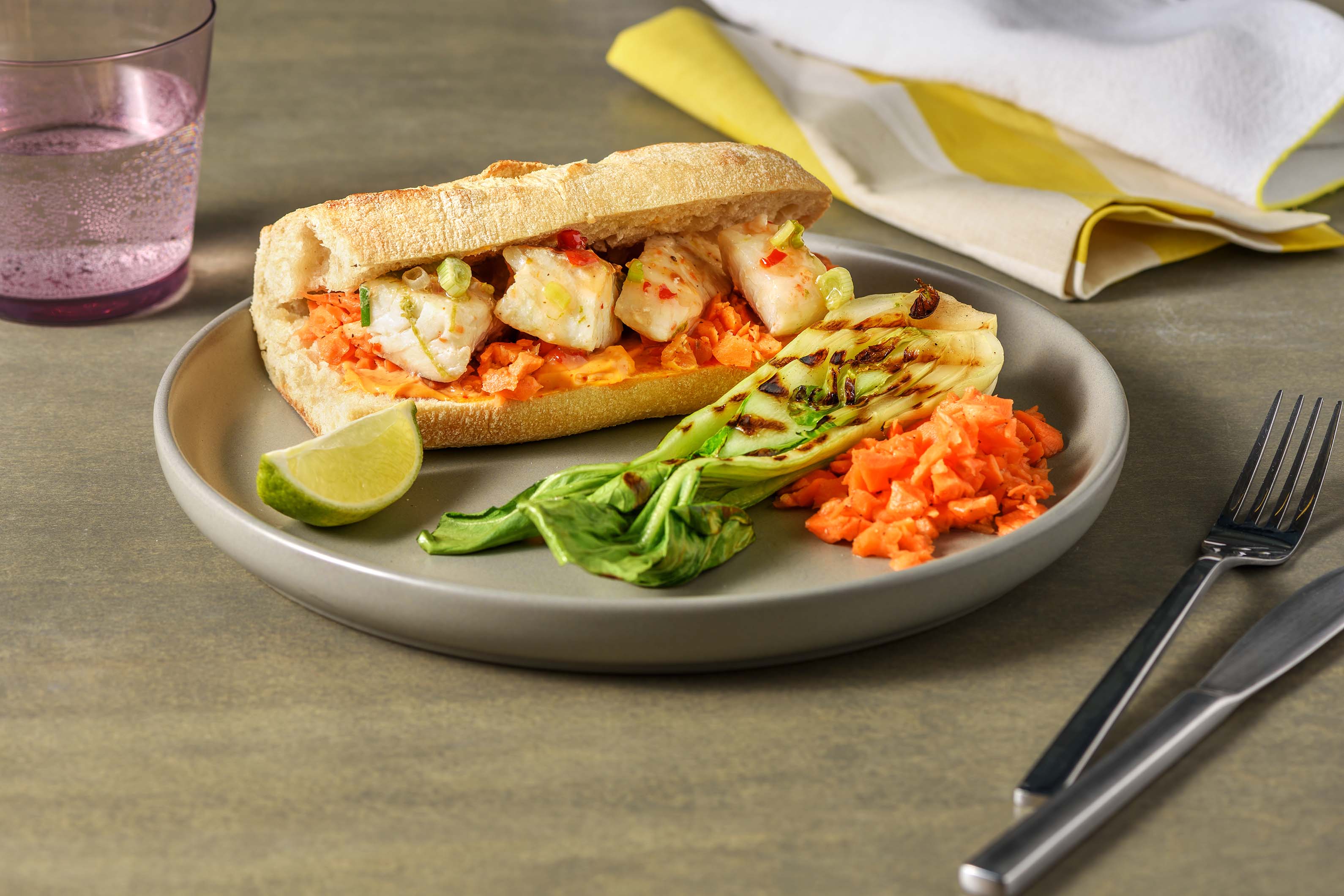 BBQ- & Sweet-Chili-Fisch im Sandwich Rezept | HelloFresh