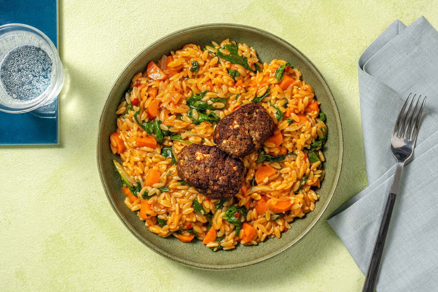 Bifteki aus dem Airfryer mit Hirtenkäse auf Orzotto Rezept | HelloFresh