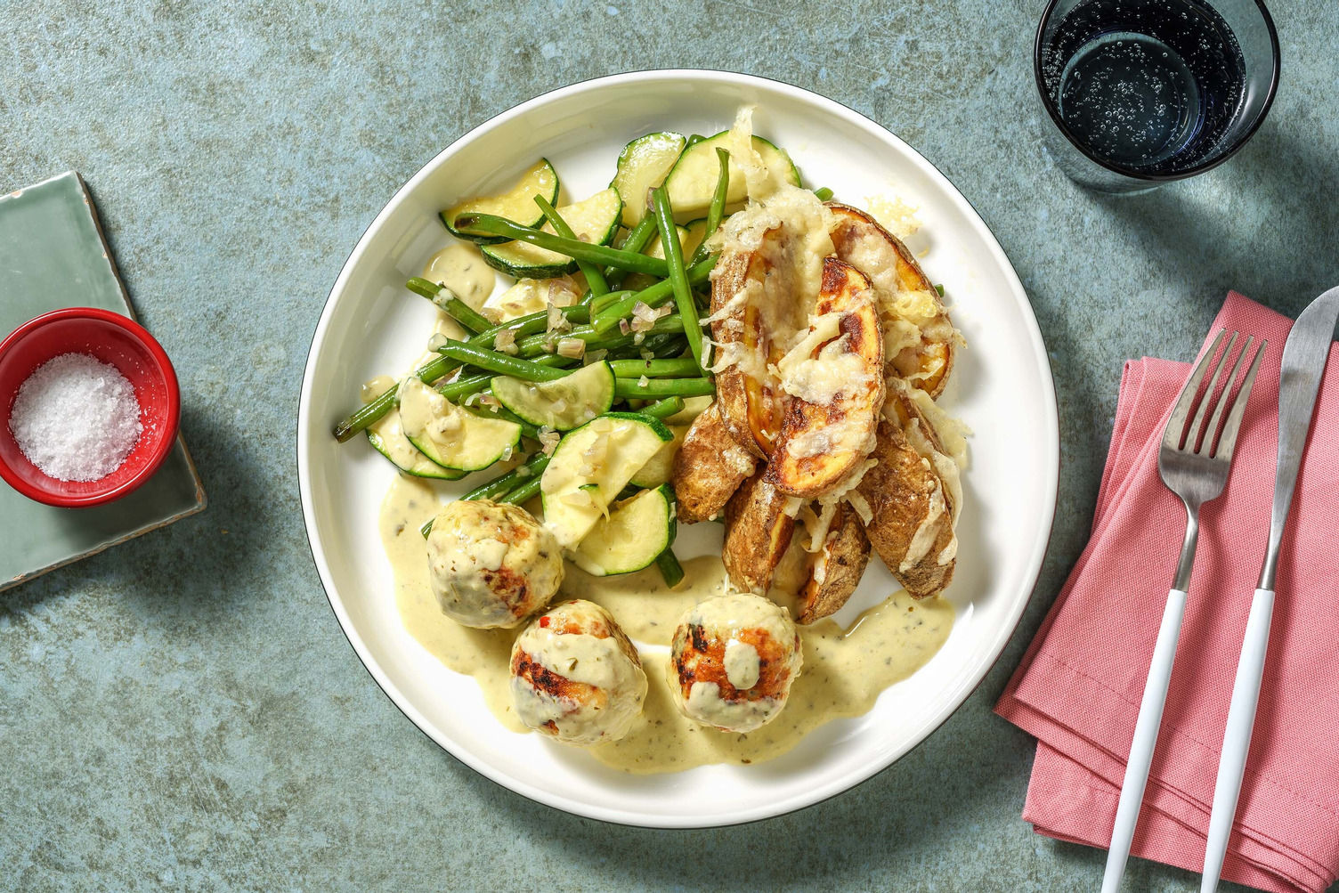 Boulettes de poulet haché en sauce crémeuse au pesto Recette | HelloFresh