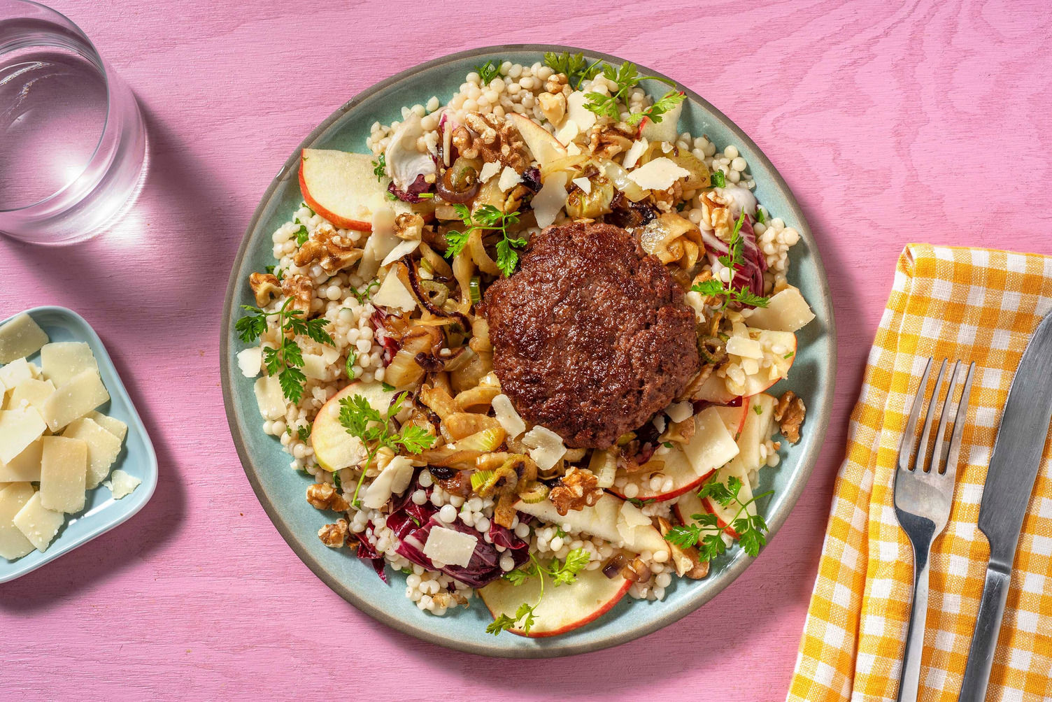 Meatier burger met parelcouscoussalade en venkel Recept | HelloFresh