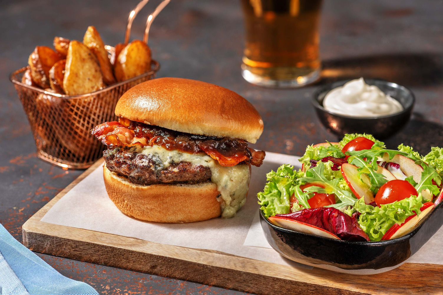 Meatier hamburger met blauwe kaas en spek Recept | HelloFresh