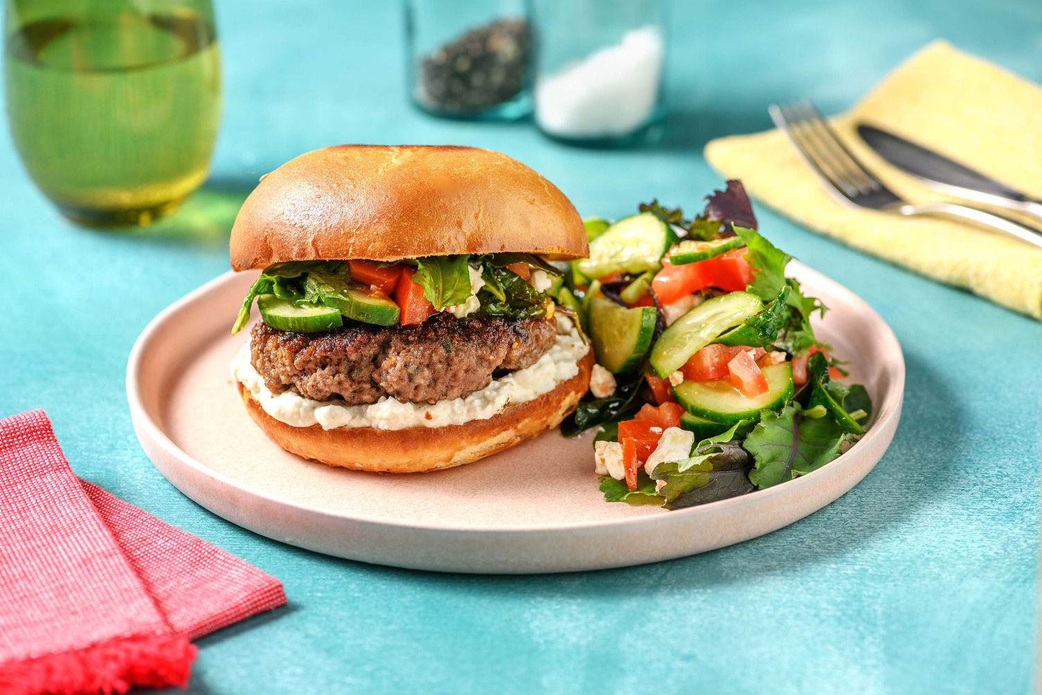 Burgers de bœuf au feta Recette | HelloFresh