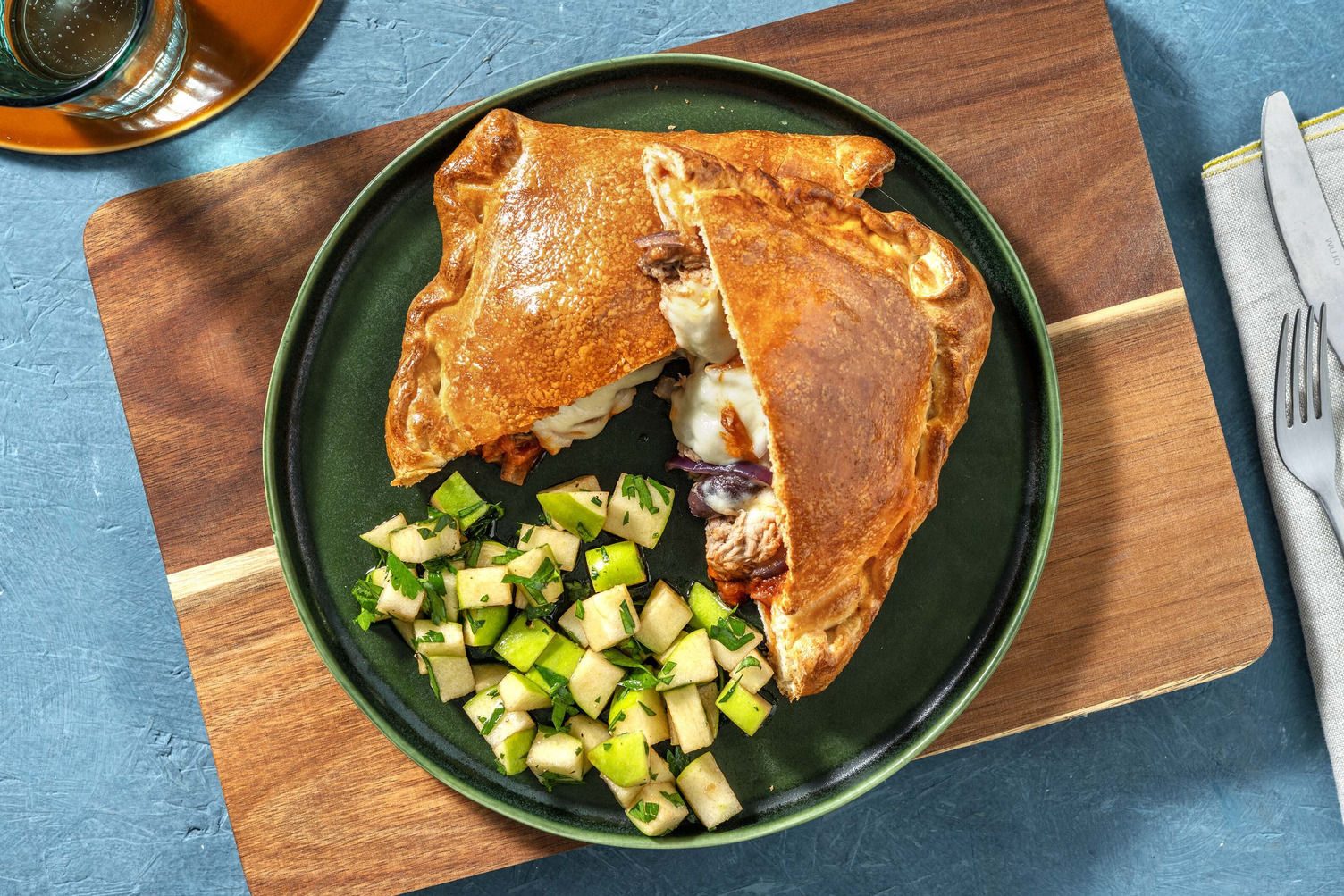 Pizza calzone met tonijn en mozzarella Recette | HelloFresh