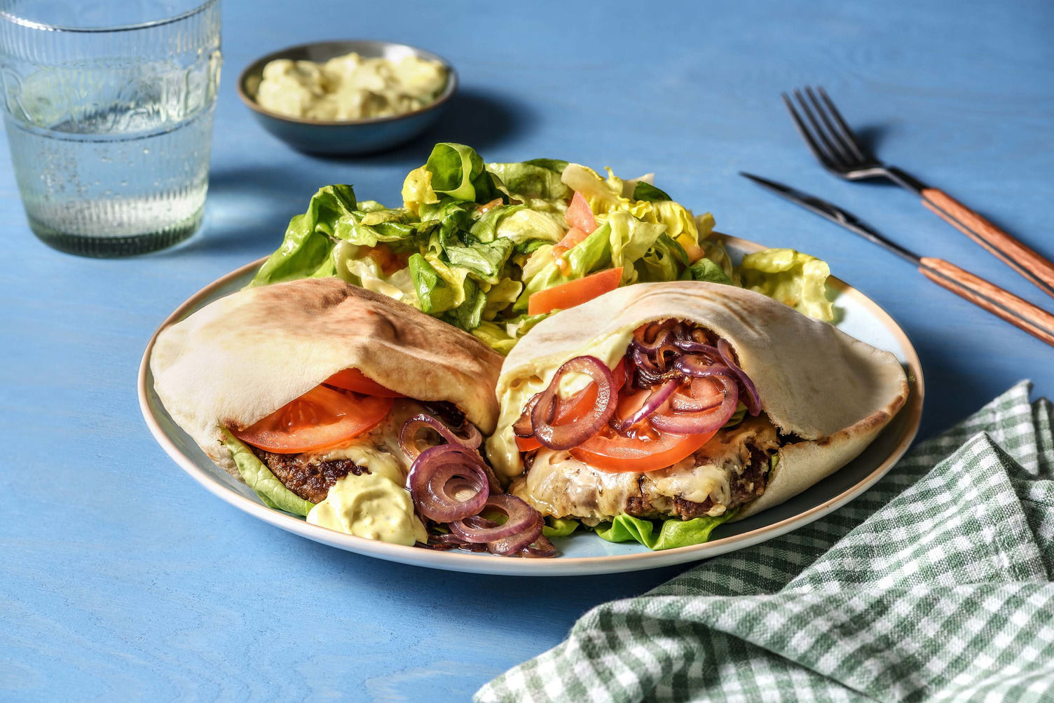 Cheeseburger op pitabrood Recept | HelloFresh