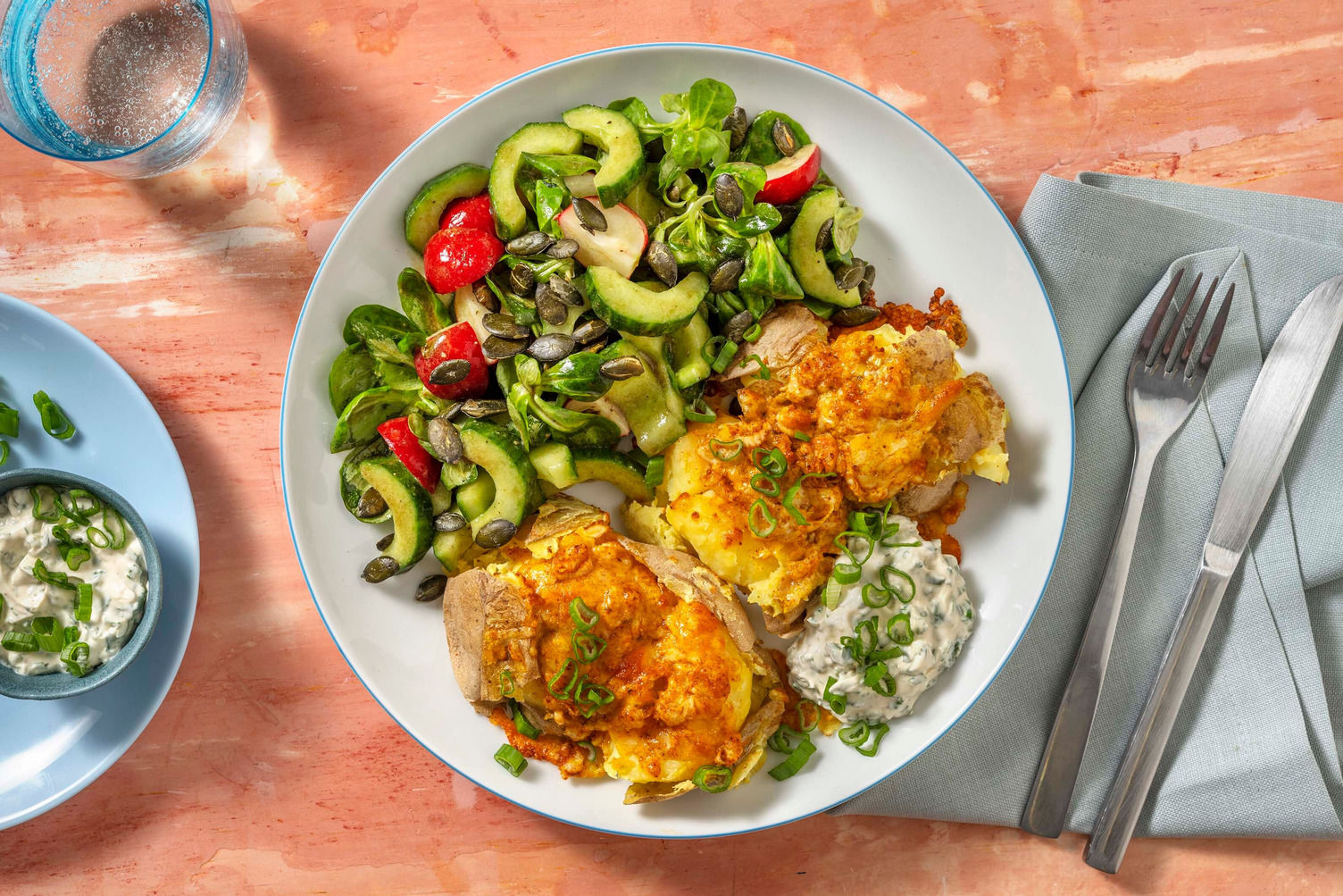 Cheesy Smashed Potatoes mit steirischem Salat Rezept | HelloFresh