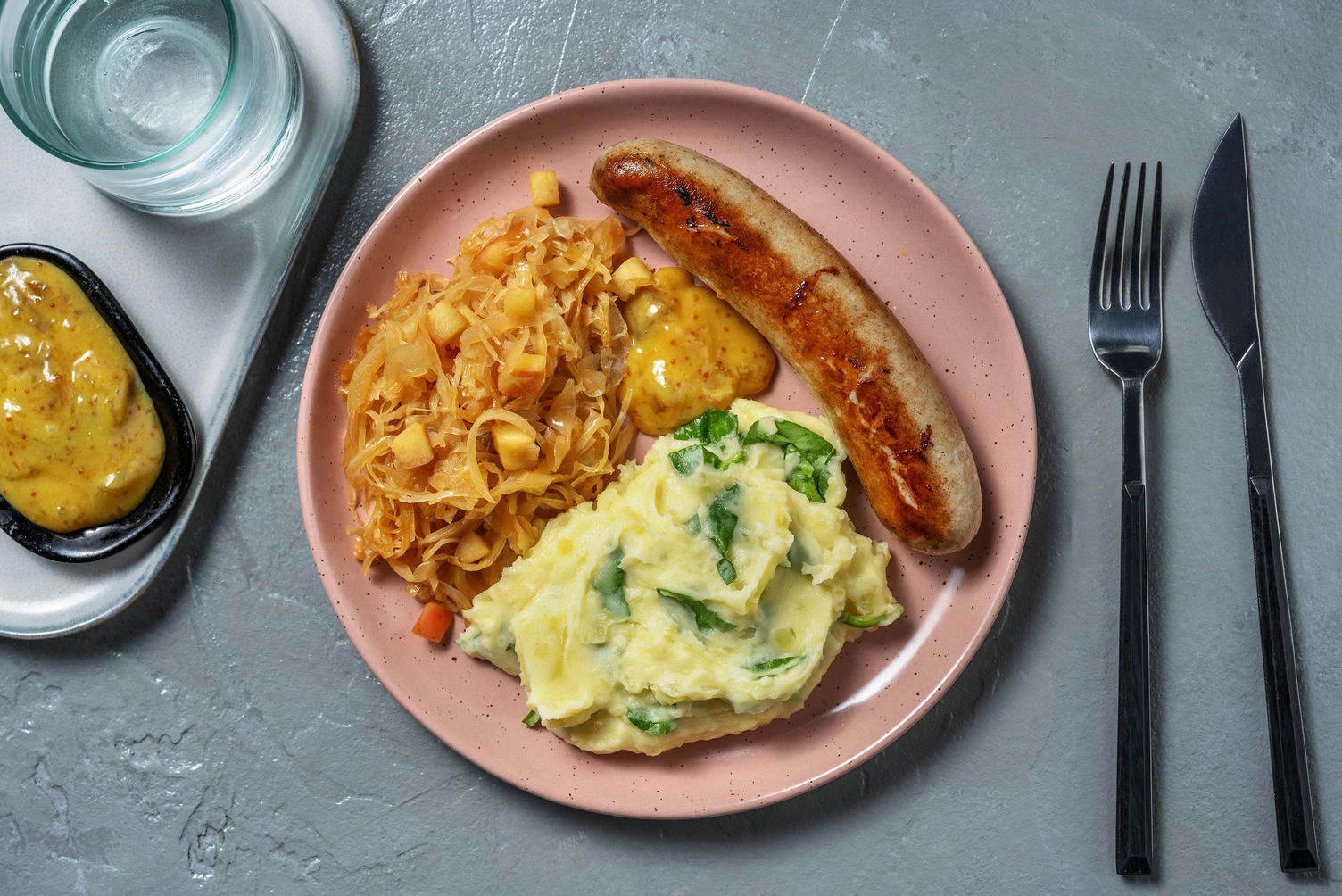 Thüringer Rostbratwurst mit Apfel-Sauerkraut Rezept | HelloFresh