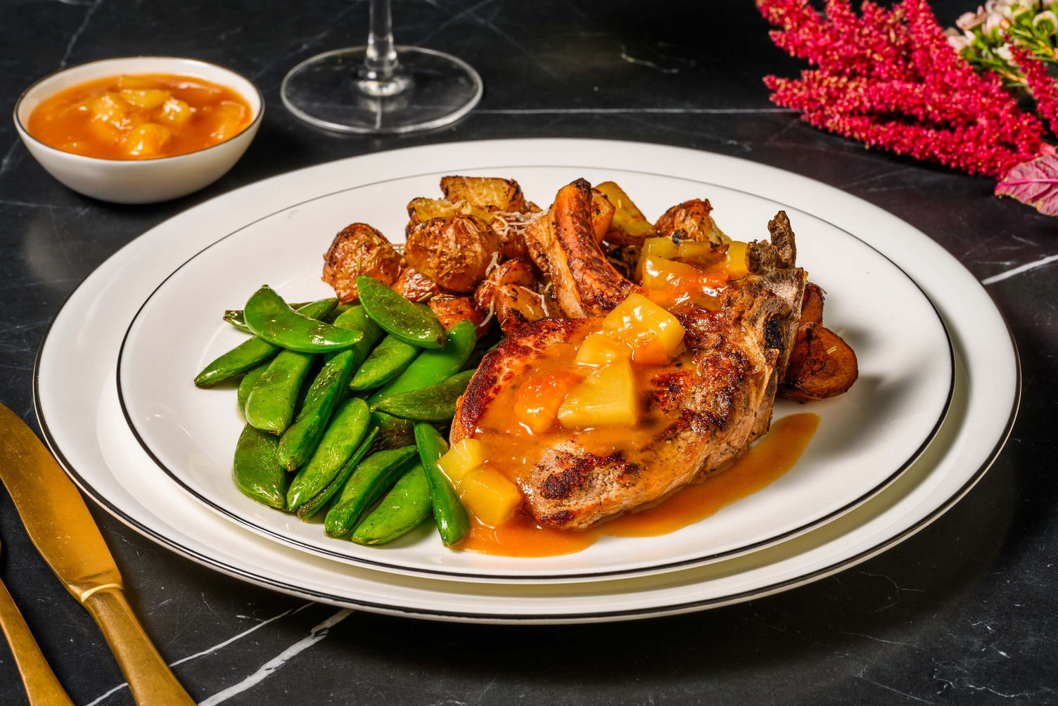 Côtelettes de porc à la sauce ananas-abricots Recette | HelloFresh