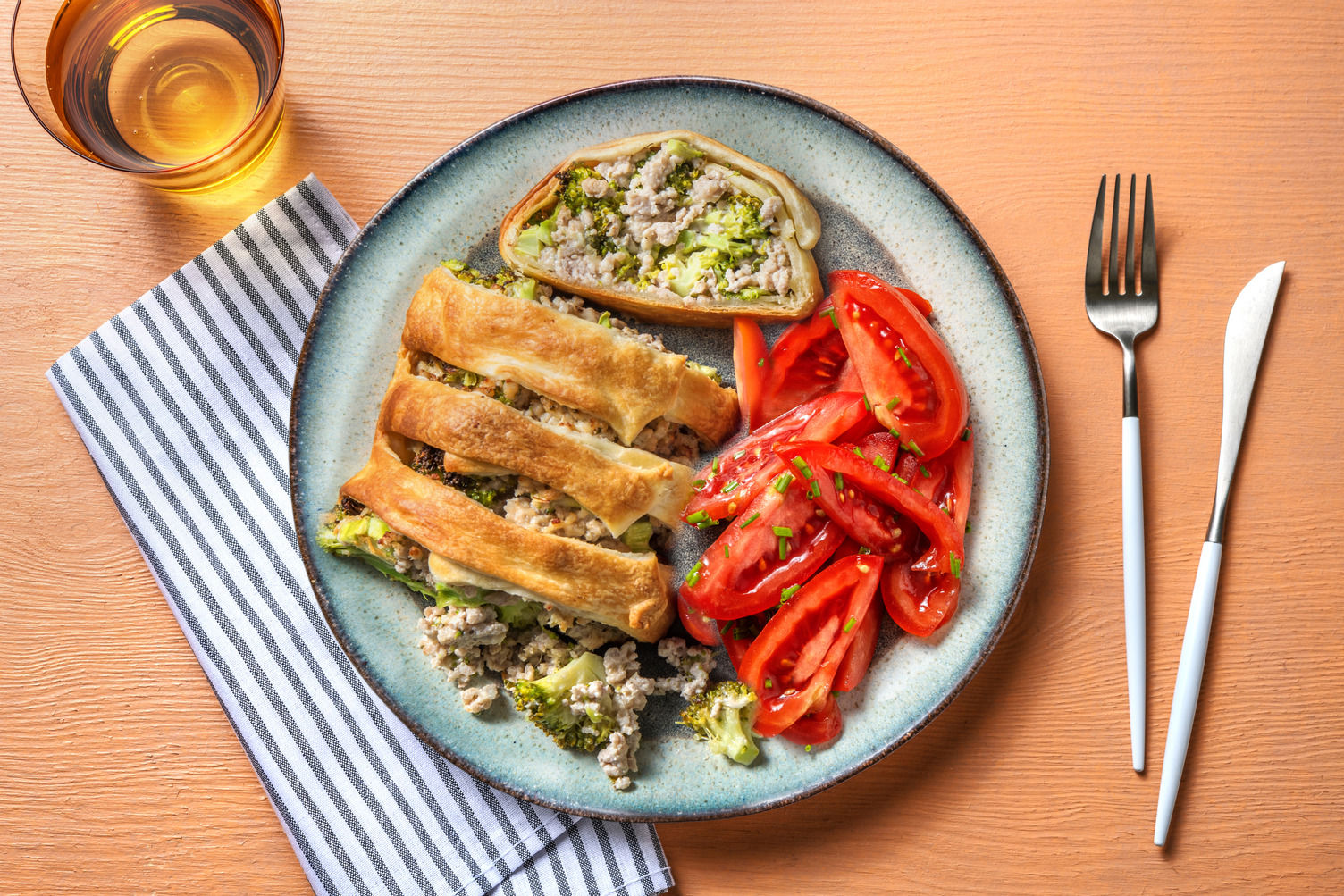 Gevuld bladerdeeg met kipgehakt en broccoli Recept | HelloFresh