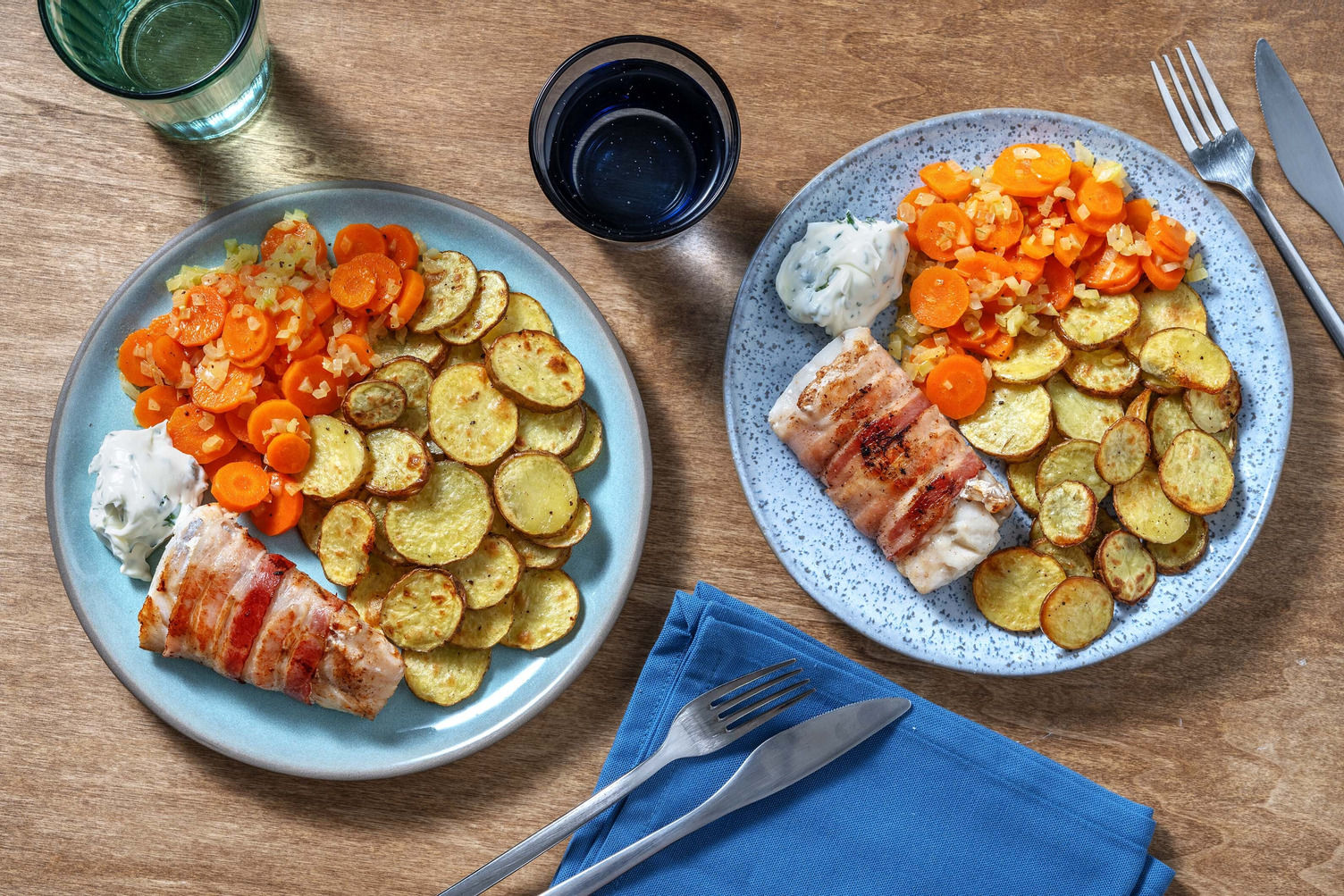 Schelvis in ontbijtspek met gebakken wortelschijfjes Recept | HelloFresh