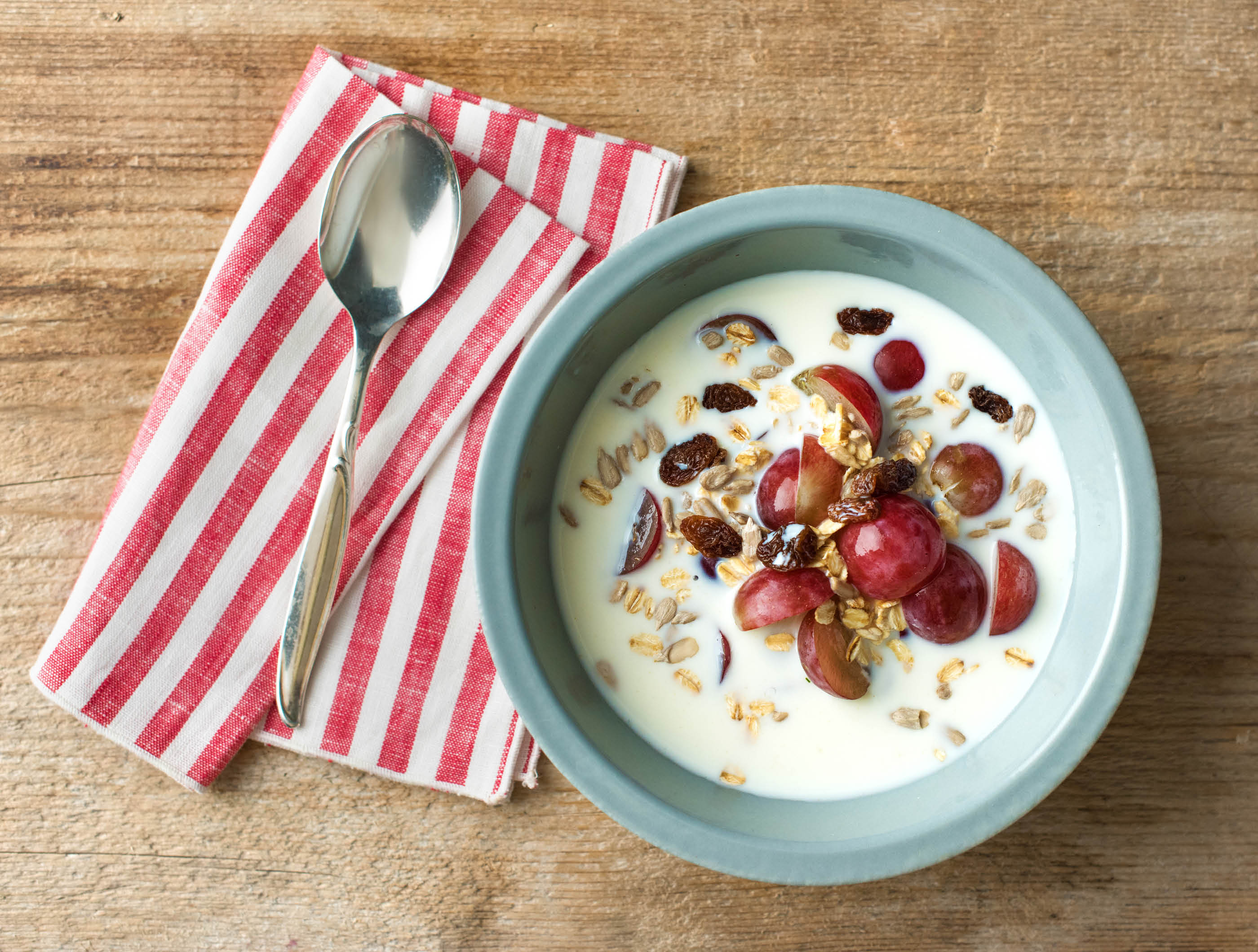 Fruitige muesli met blauwe druiven Recept | HelloFresh