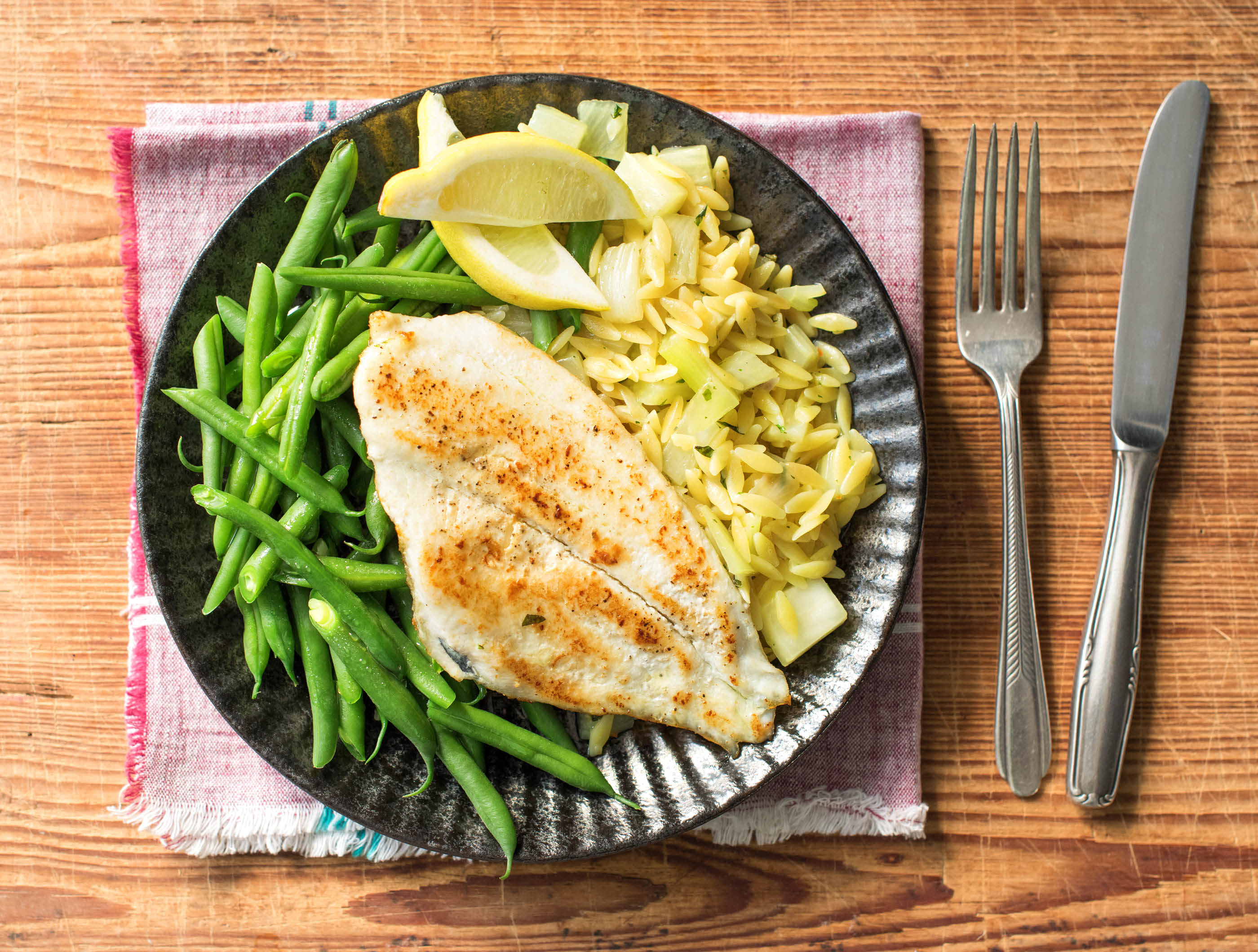 Gebakken scholfilet met smeuïge orzo en sperziebonen Recept | HelloFresh