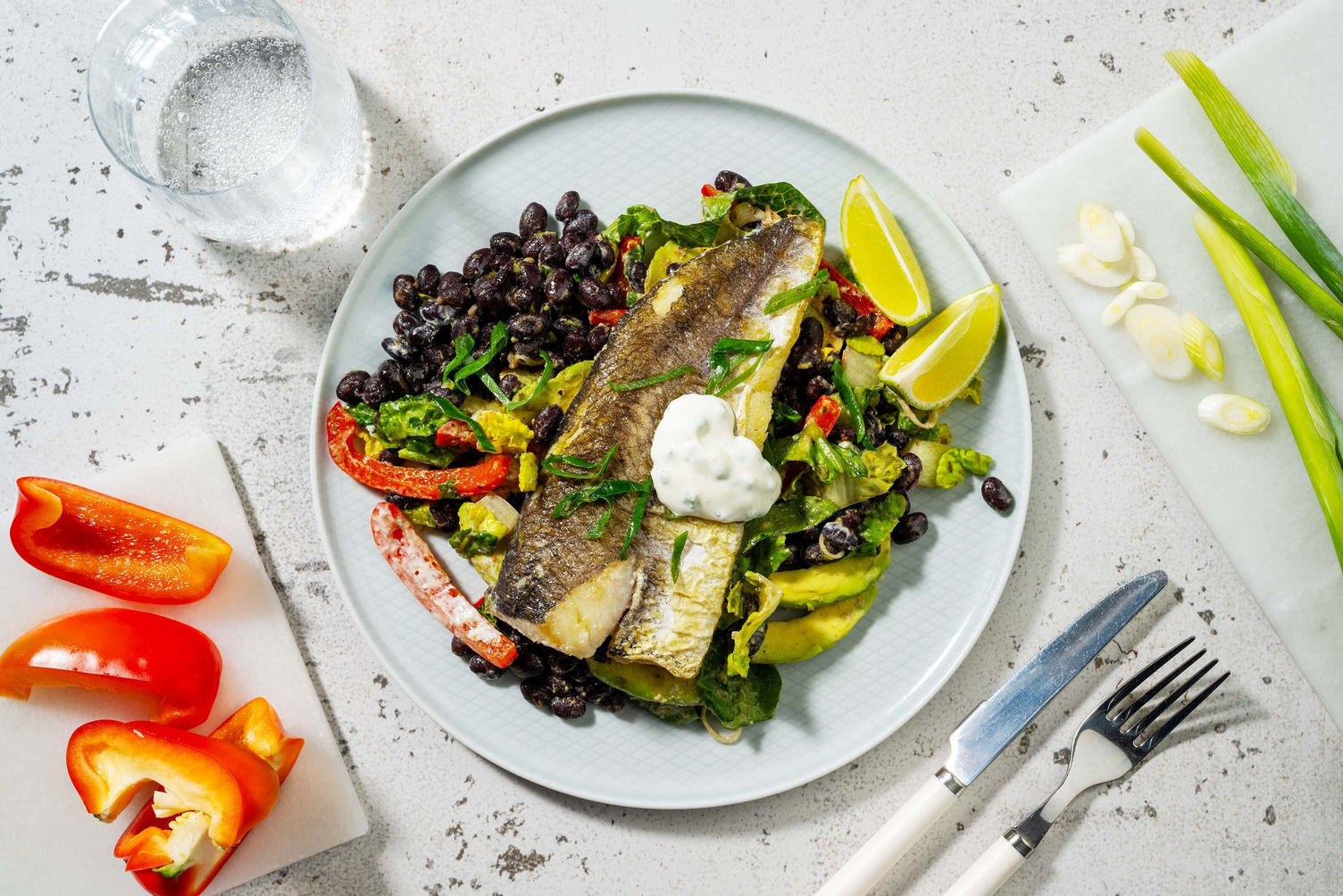 Gebratener Seehecht auf Avocado-Bohnen-Salat Rezept | HelloFresh