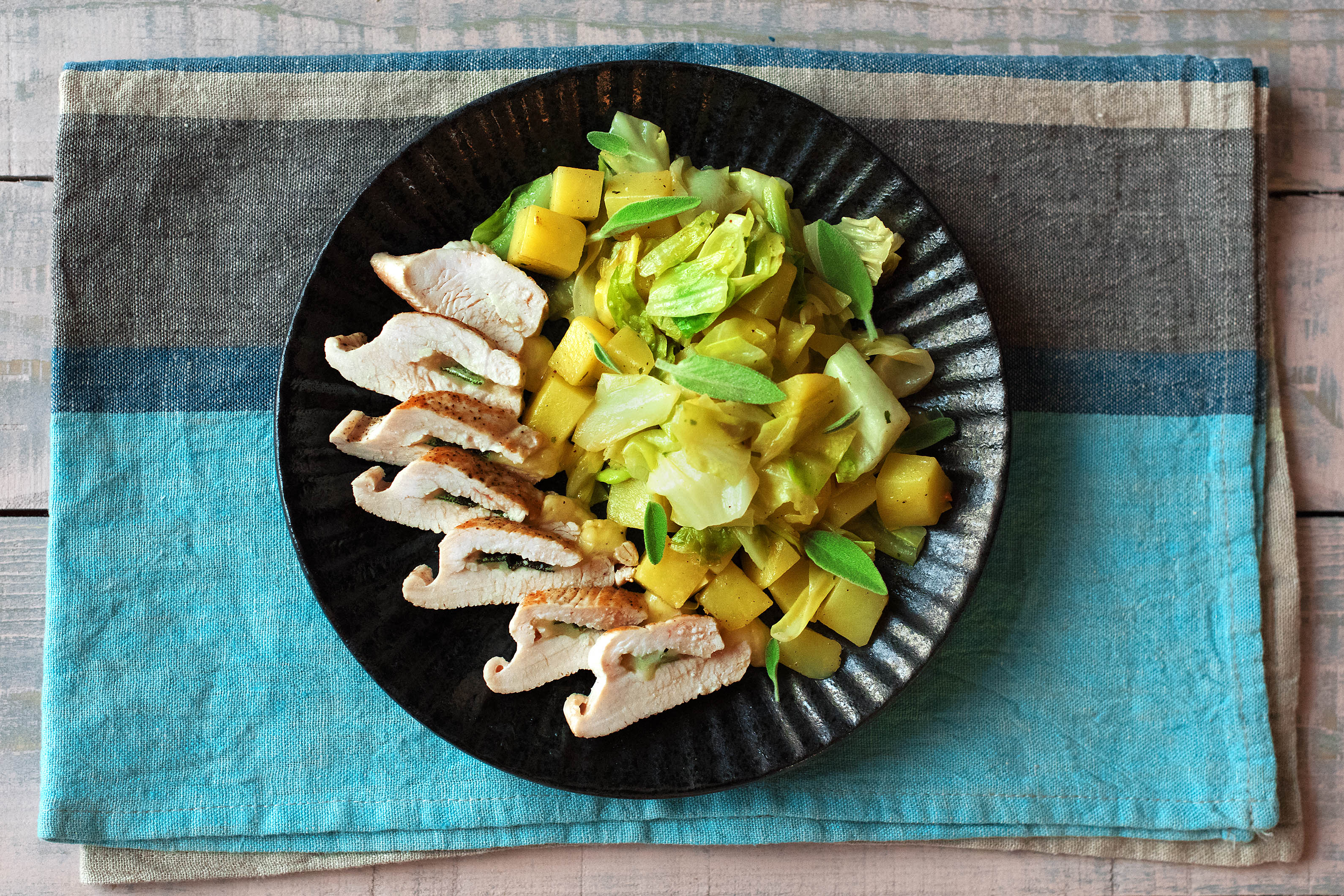 Gefüllte Putenbrust mit würzigem Kartoffel-Spitzkohl-Gemüse Rezept ...