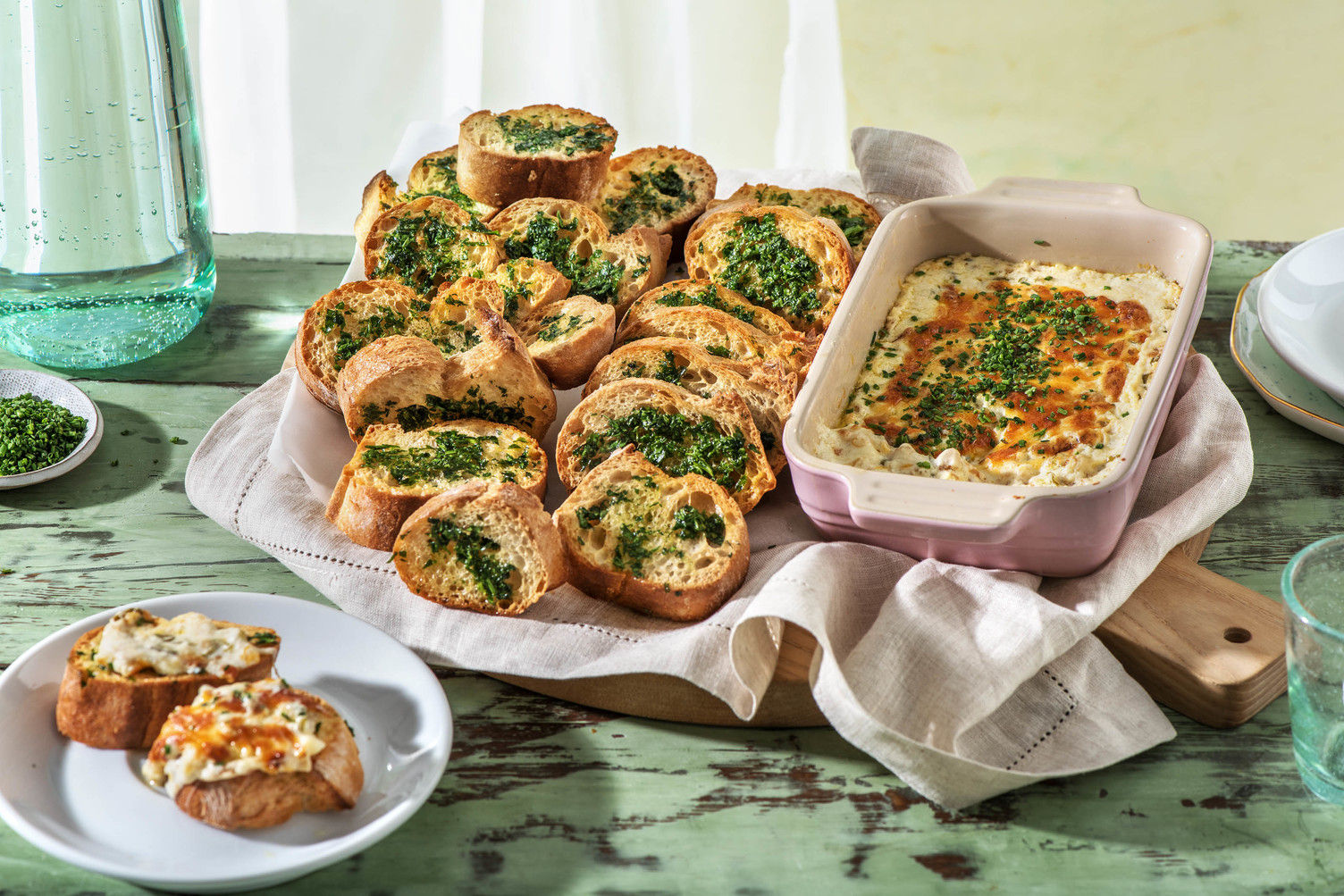 Gegrillter Käse-Zwiebel-Dip mit Knoblauchbrot Rezept | HelloFresh