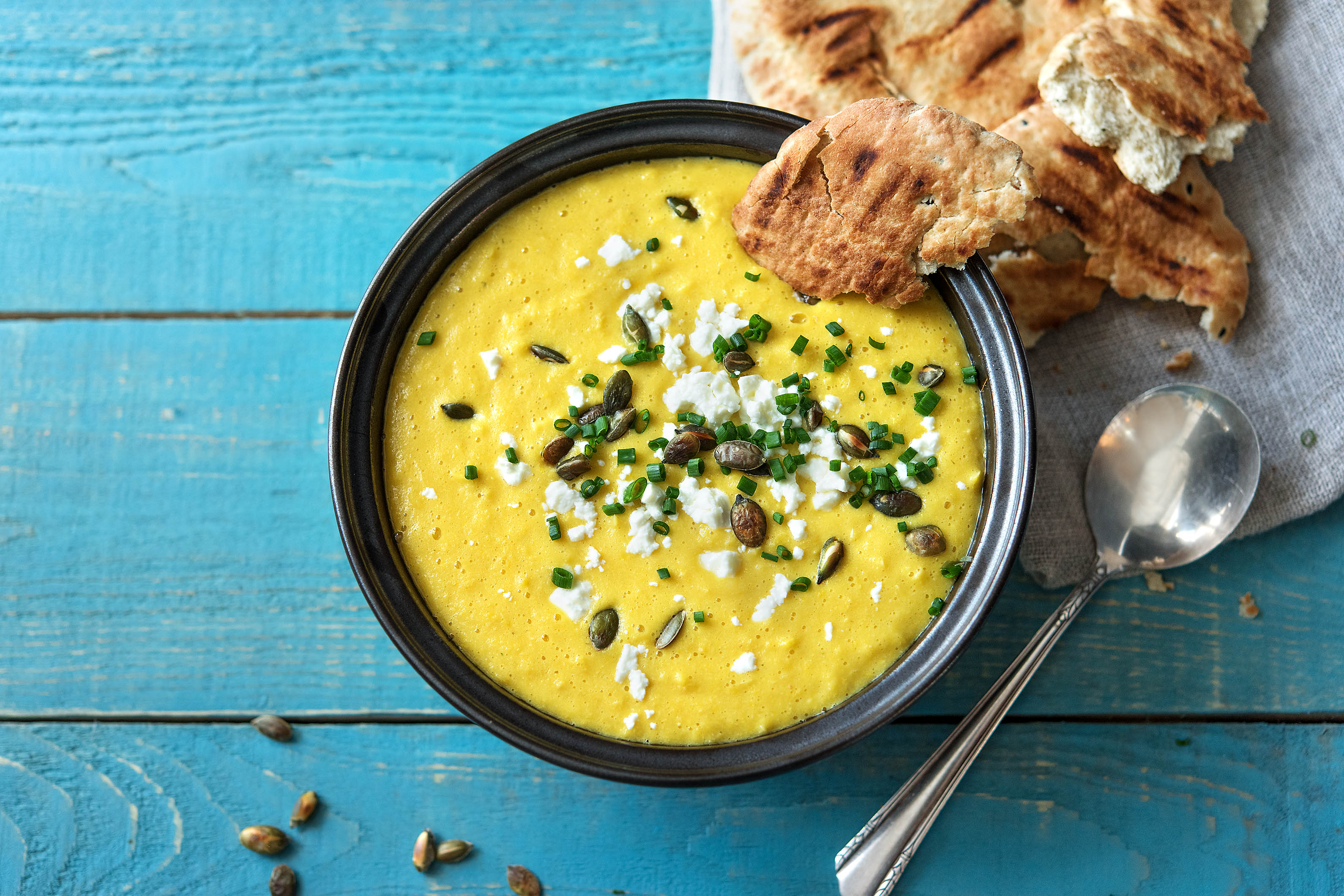 Gele paprika-maissoep met feta en pompoenpitten Recept | HelloFresh