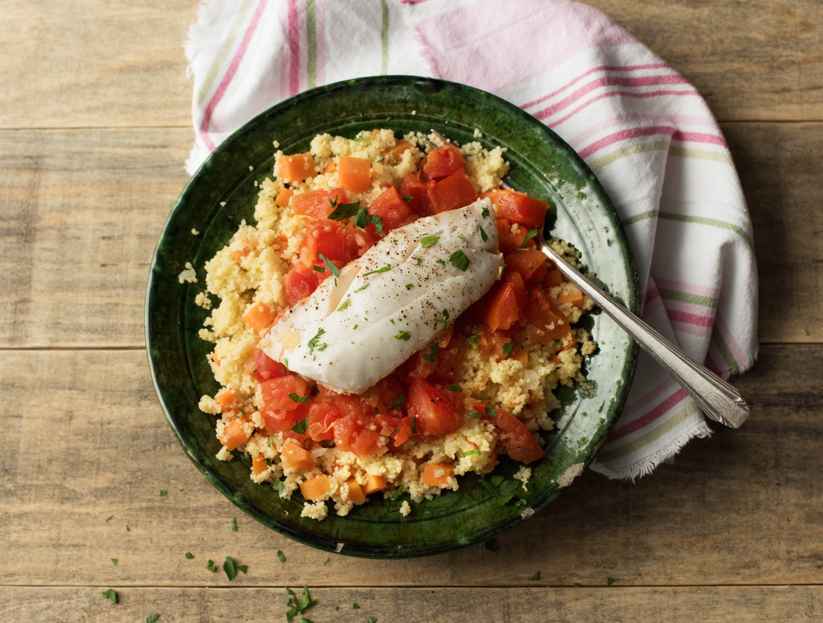 Gestoofde koolvis met kruidige couscous en tomatensaus Recept | HelloFresh