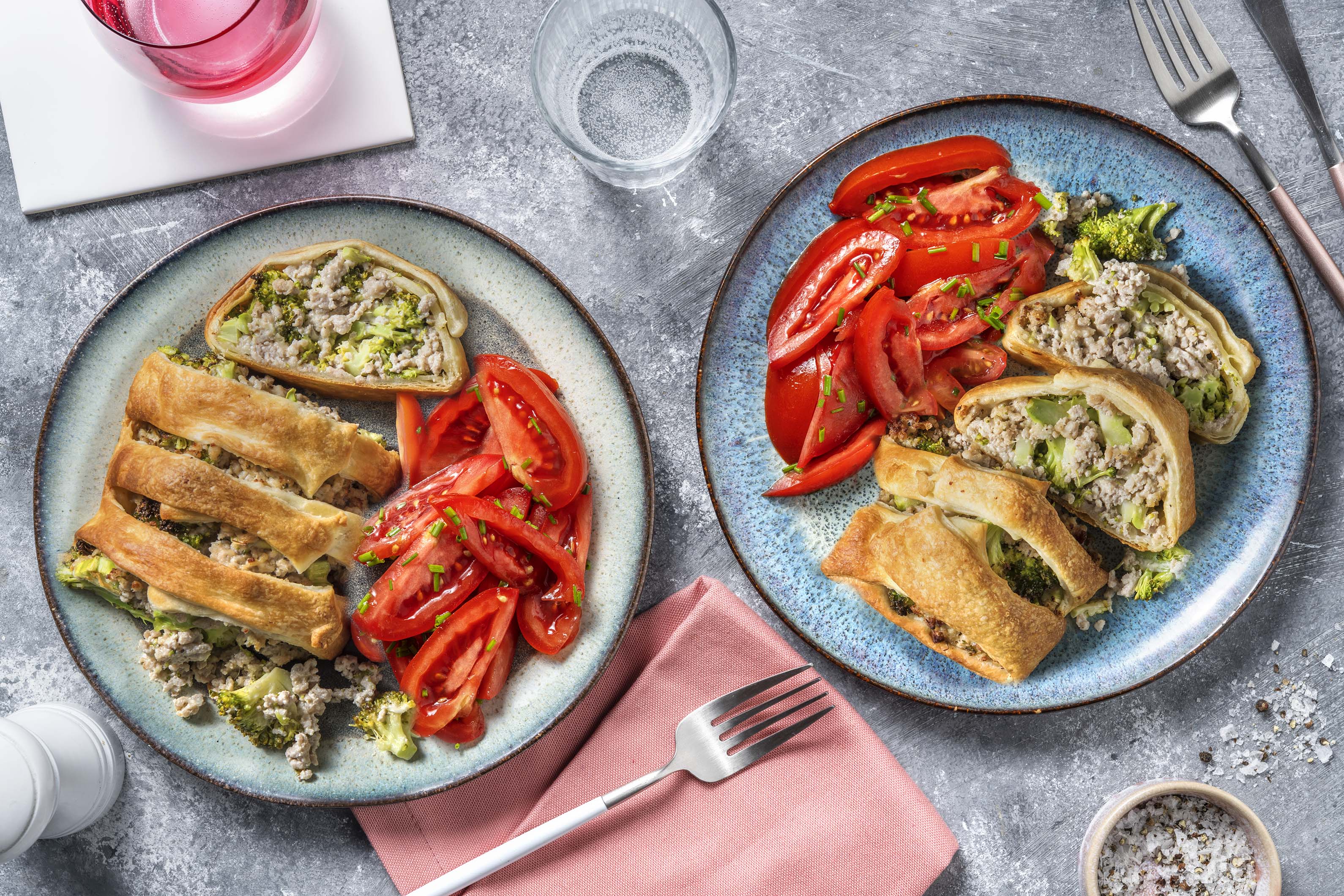 Gevuld bladerdeeg met kipgehakt en broccoli Recept | HelloFresh