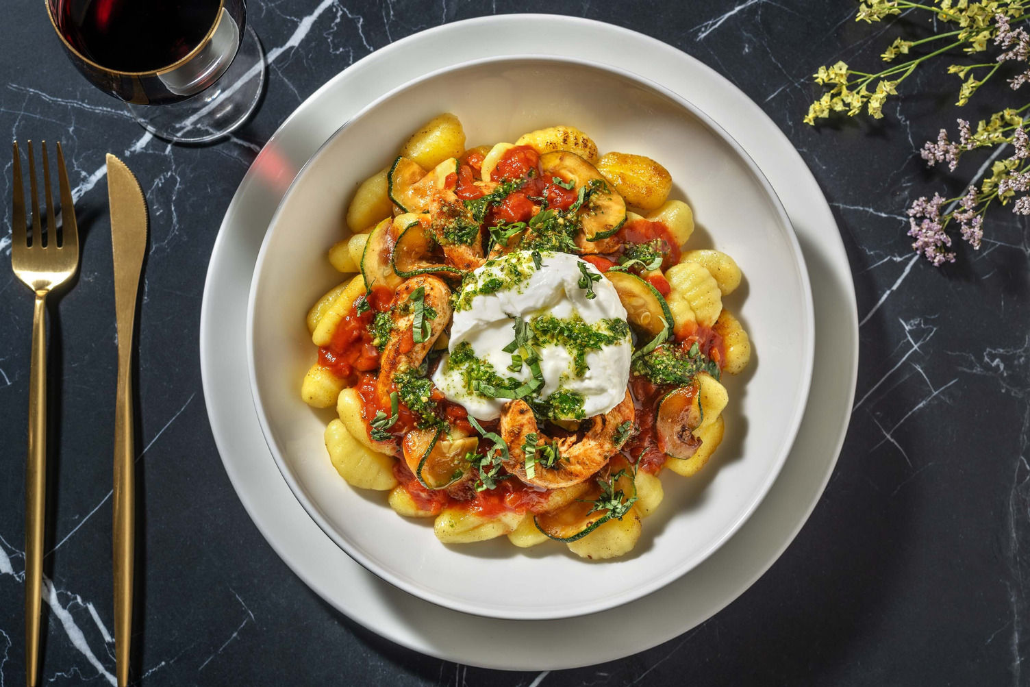 Gebakken gnocchi met gemarineerde kipfiletreepjes Recept | HelloFresh