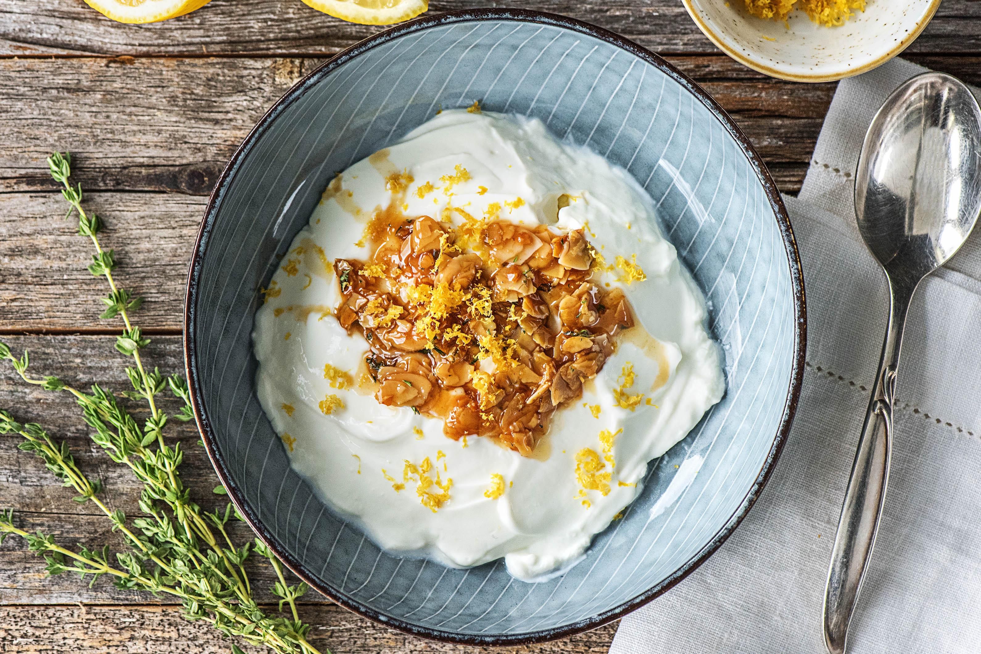 Griekse yoghurt met honing (met citroen, amandelen en verse tijm ...