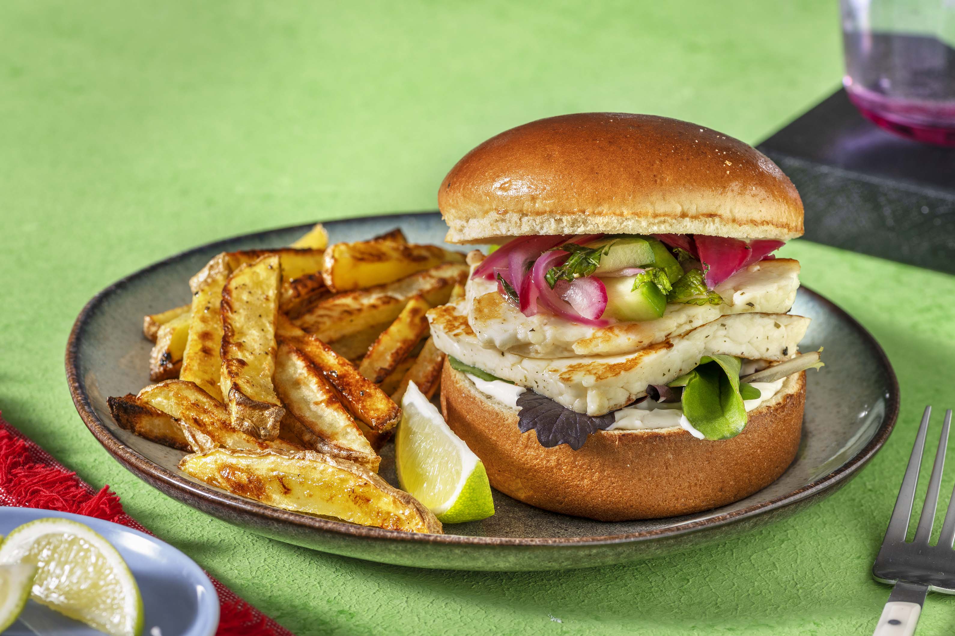 Halloumiburger med pommes frites og agurksalat | HelloFresh