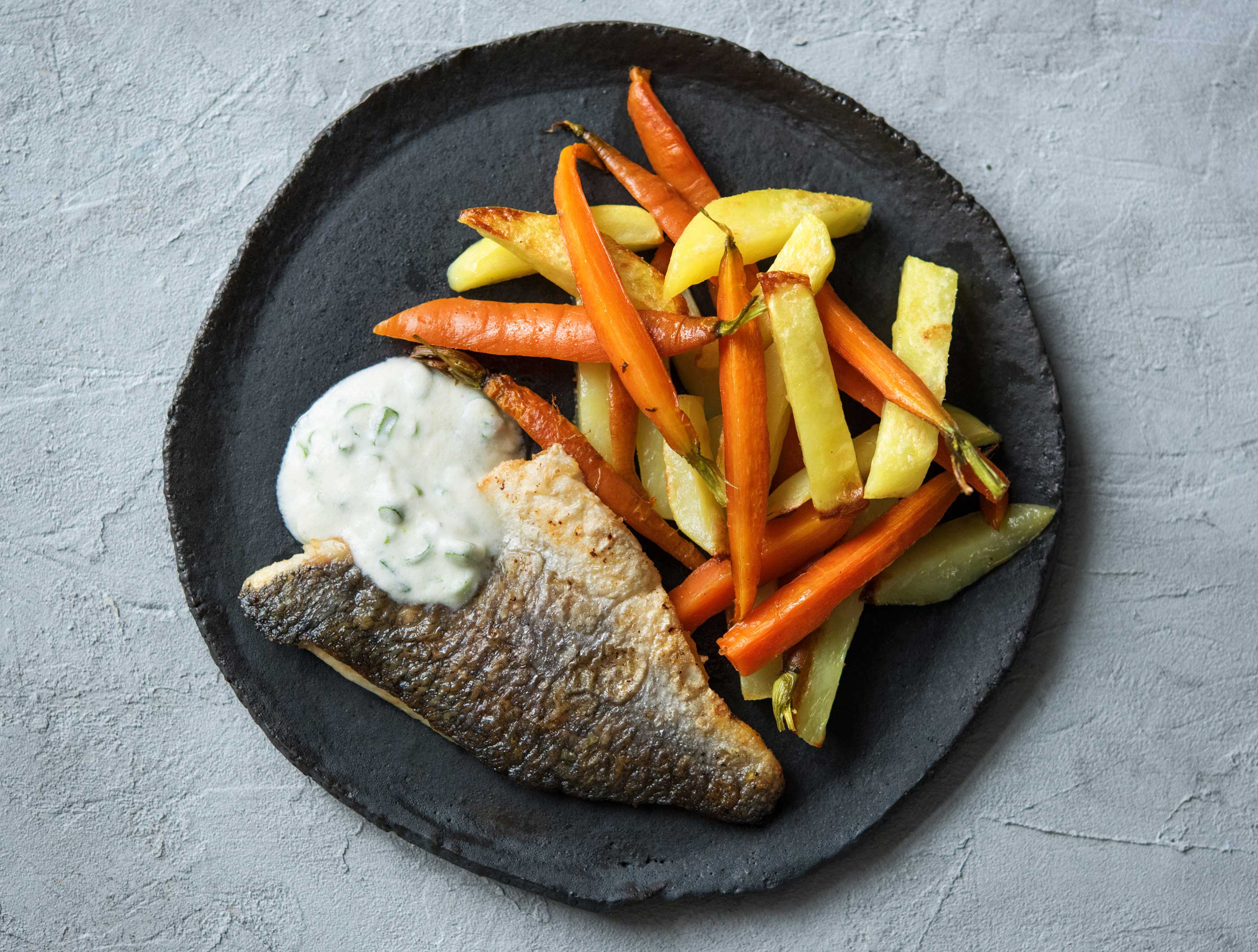 Heerlijke doradefilet met frisse bosui-yoghurtsaus Recept | HelloFresh